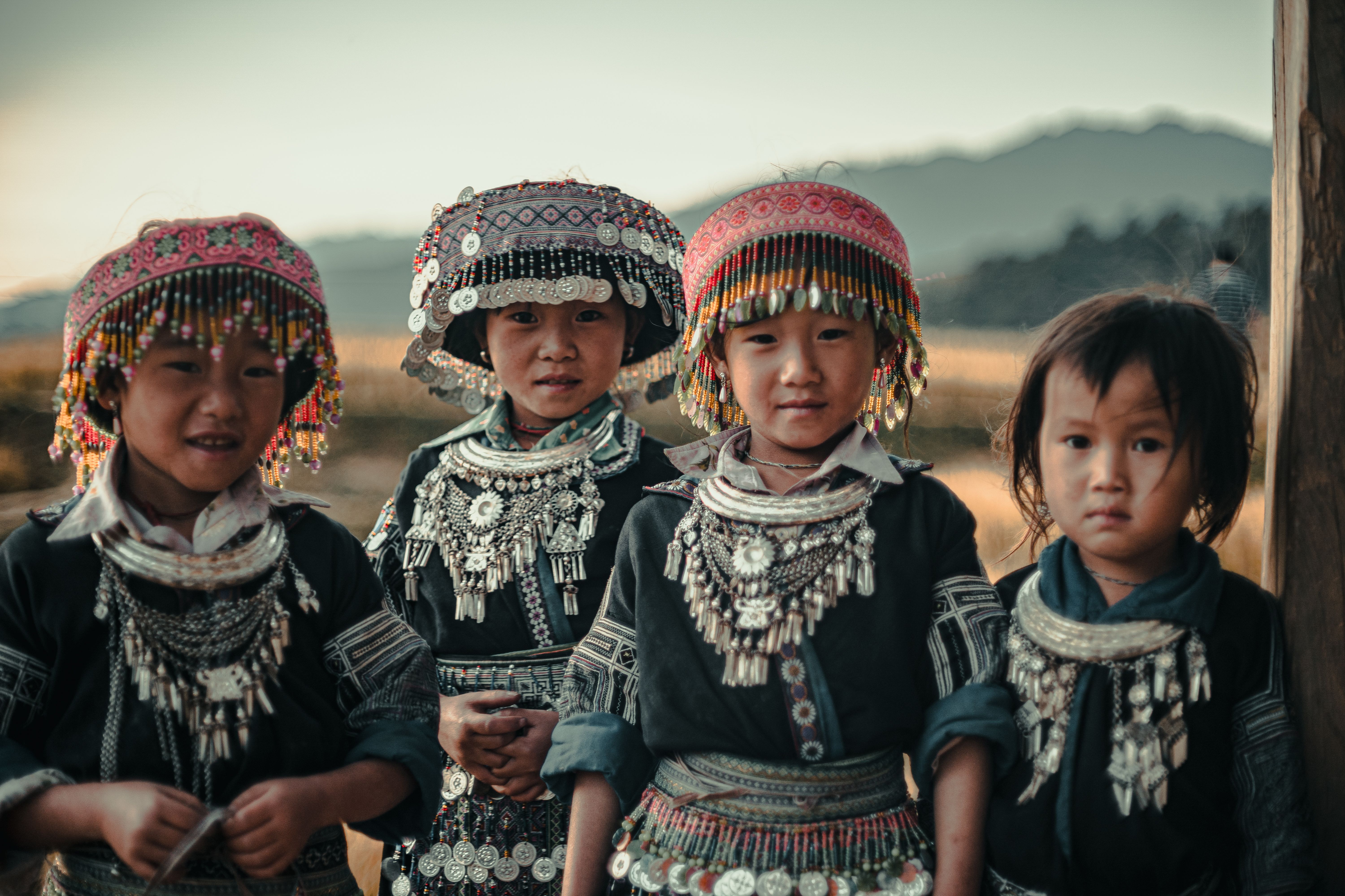 Anak Anak Berpakaian Adat Suku Di Luar Ruangan · Foto Stok Gratis