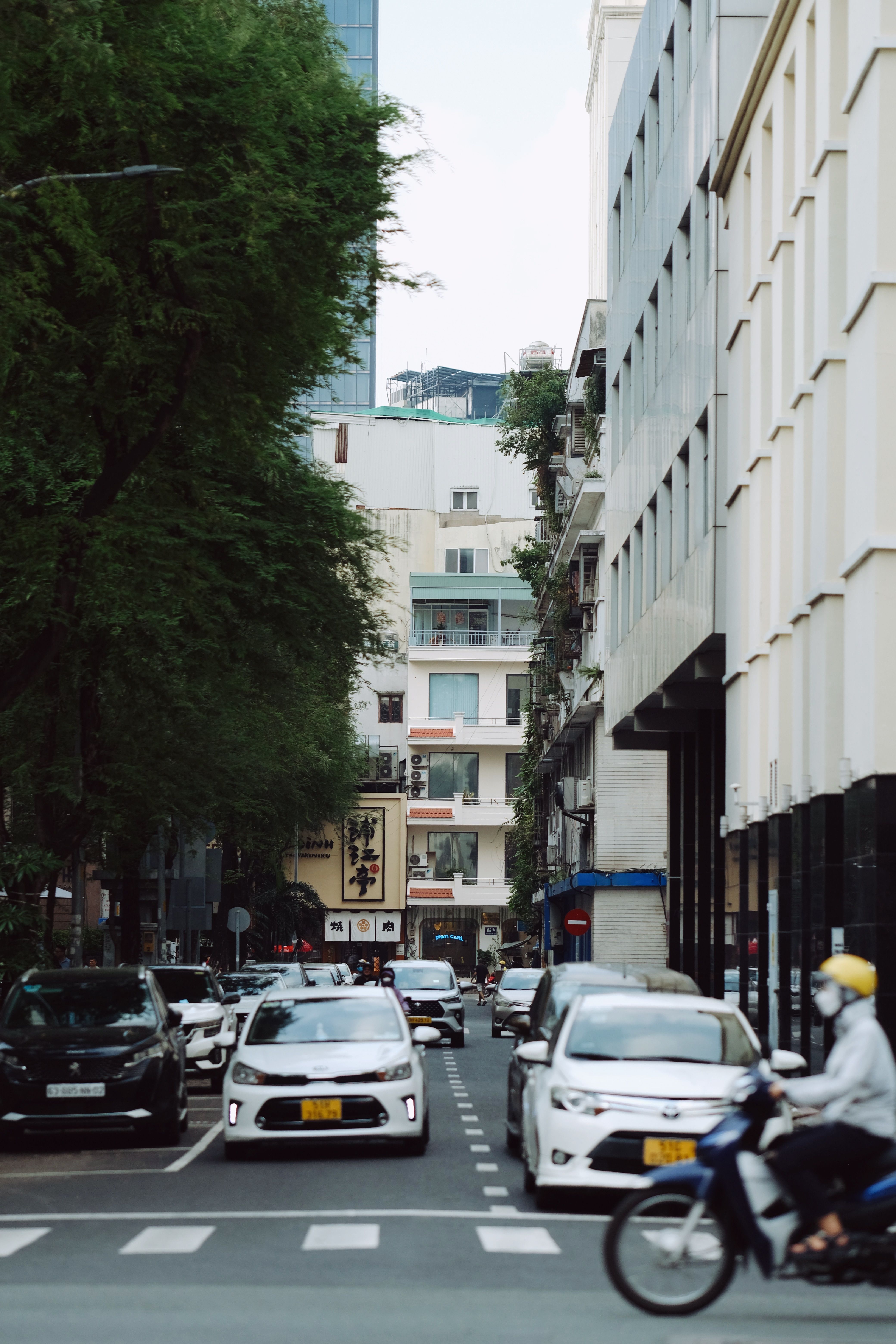 Urban Street Scene with Traffic and Modern Buildings · Free Stock Photo