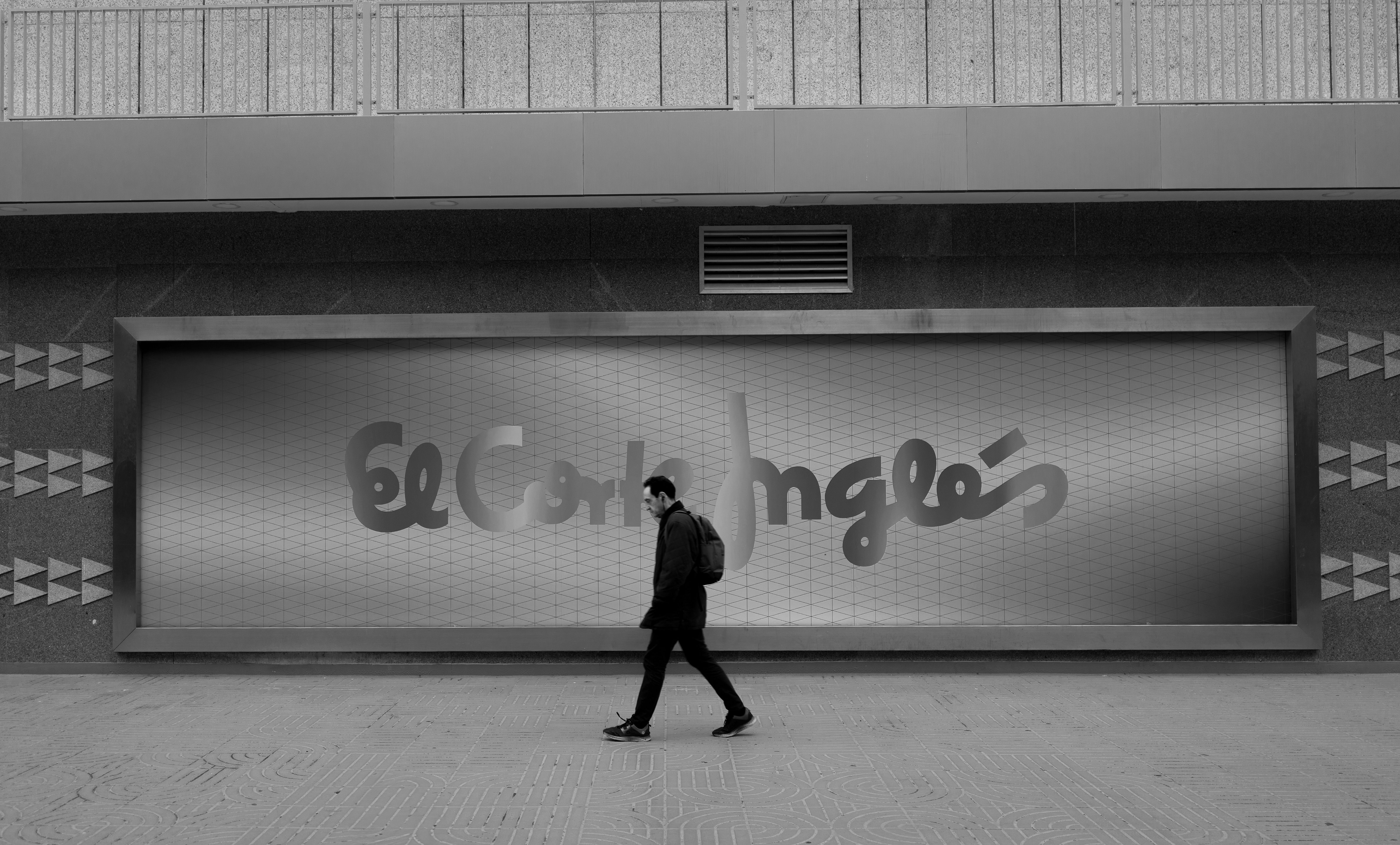 Monochrome urban scene with walking man · Free Stock Photo