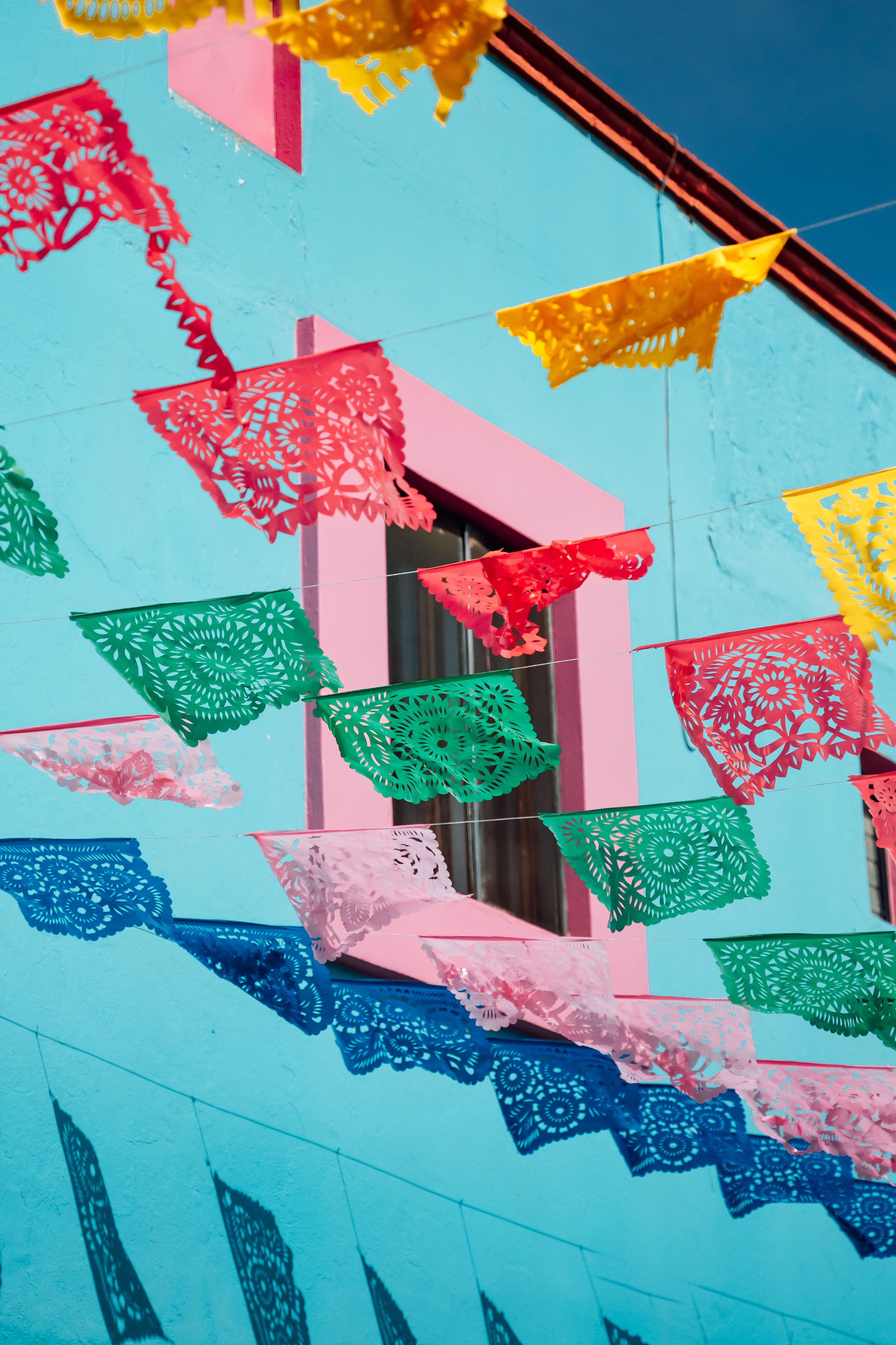 漆喰壁にカラフルな Papel Picado 装飾 · 無料の写真素材