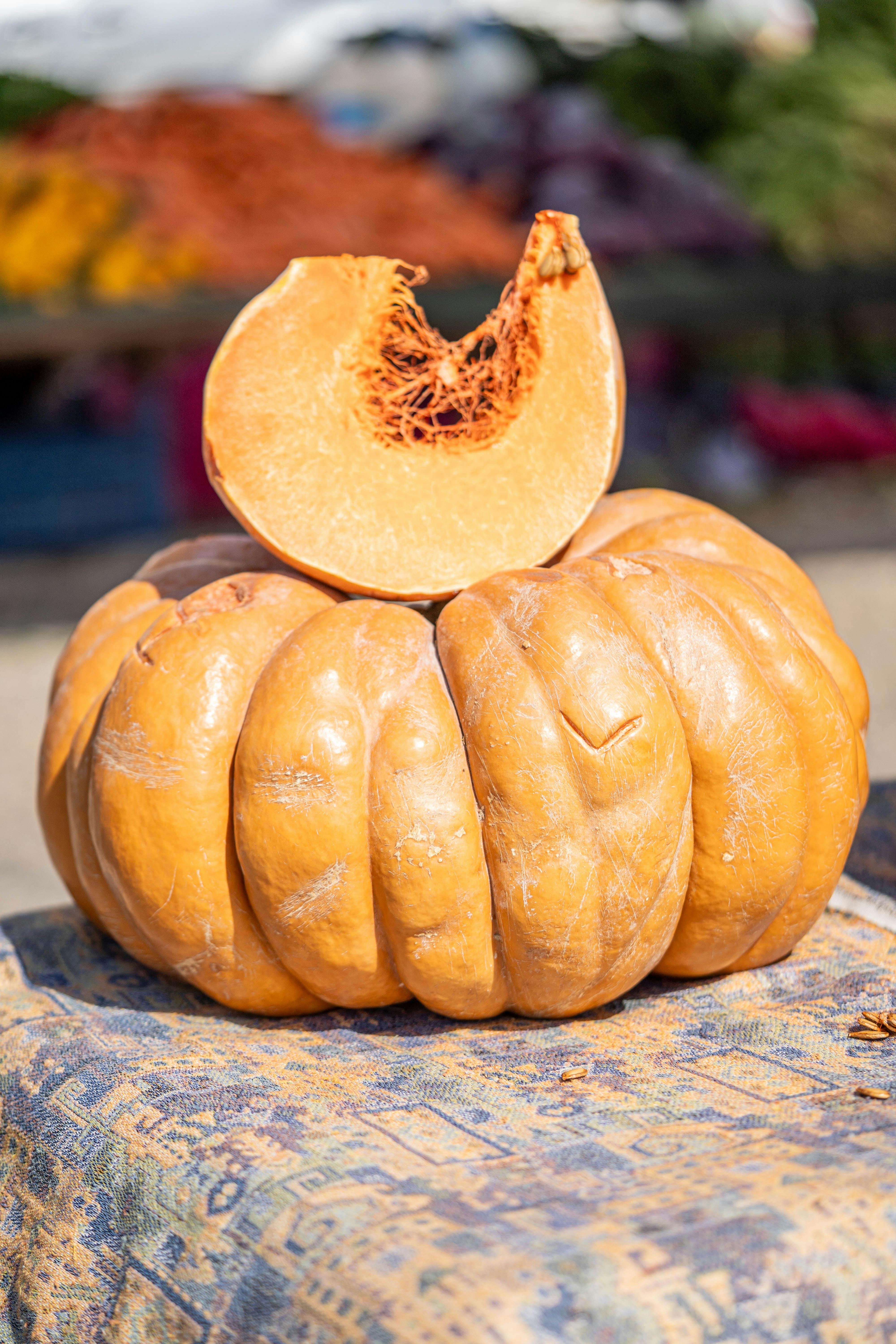 Large Pumpkin Display at Kahramanmaraş Market · Free Stock Photo