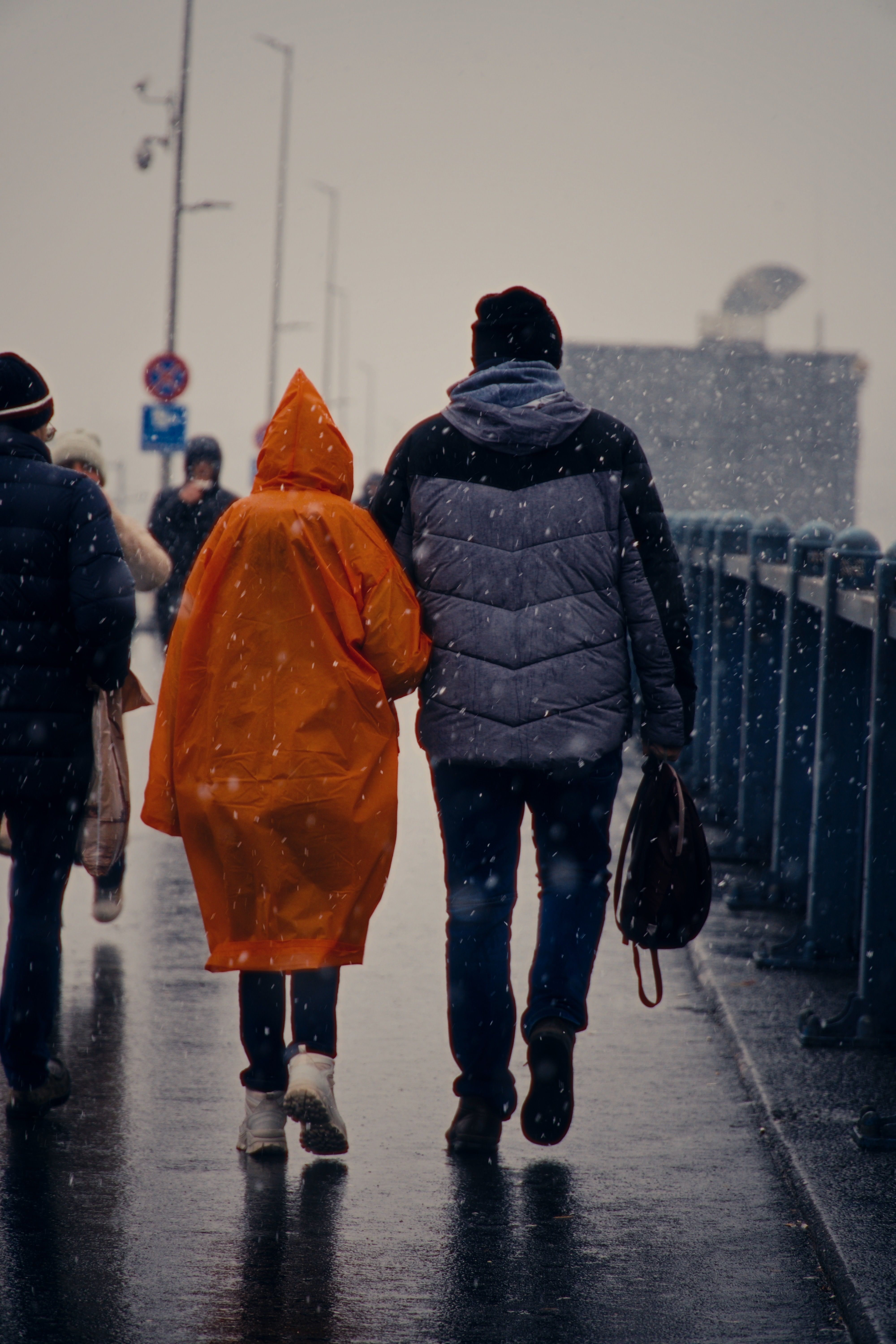 Pareja Caminando Bajo La Lluvia De Invierno En Un Puente Urbano · Foto ...
