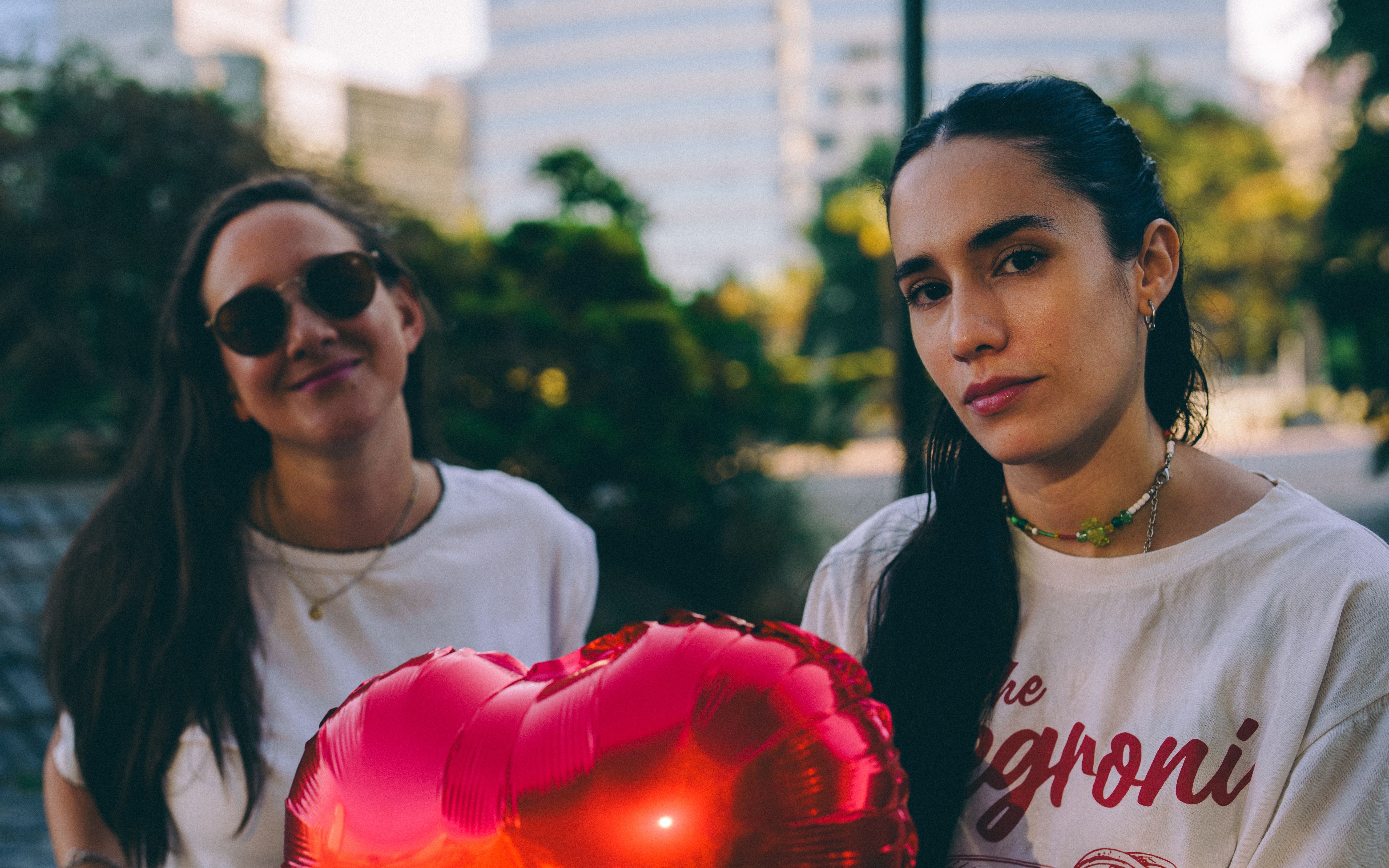 Dos Mujeres Con Globo Rojo En Forma De Corazón En Buenos Aires Foto