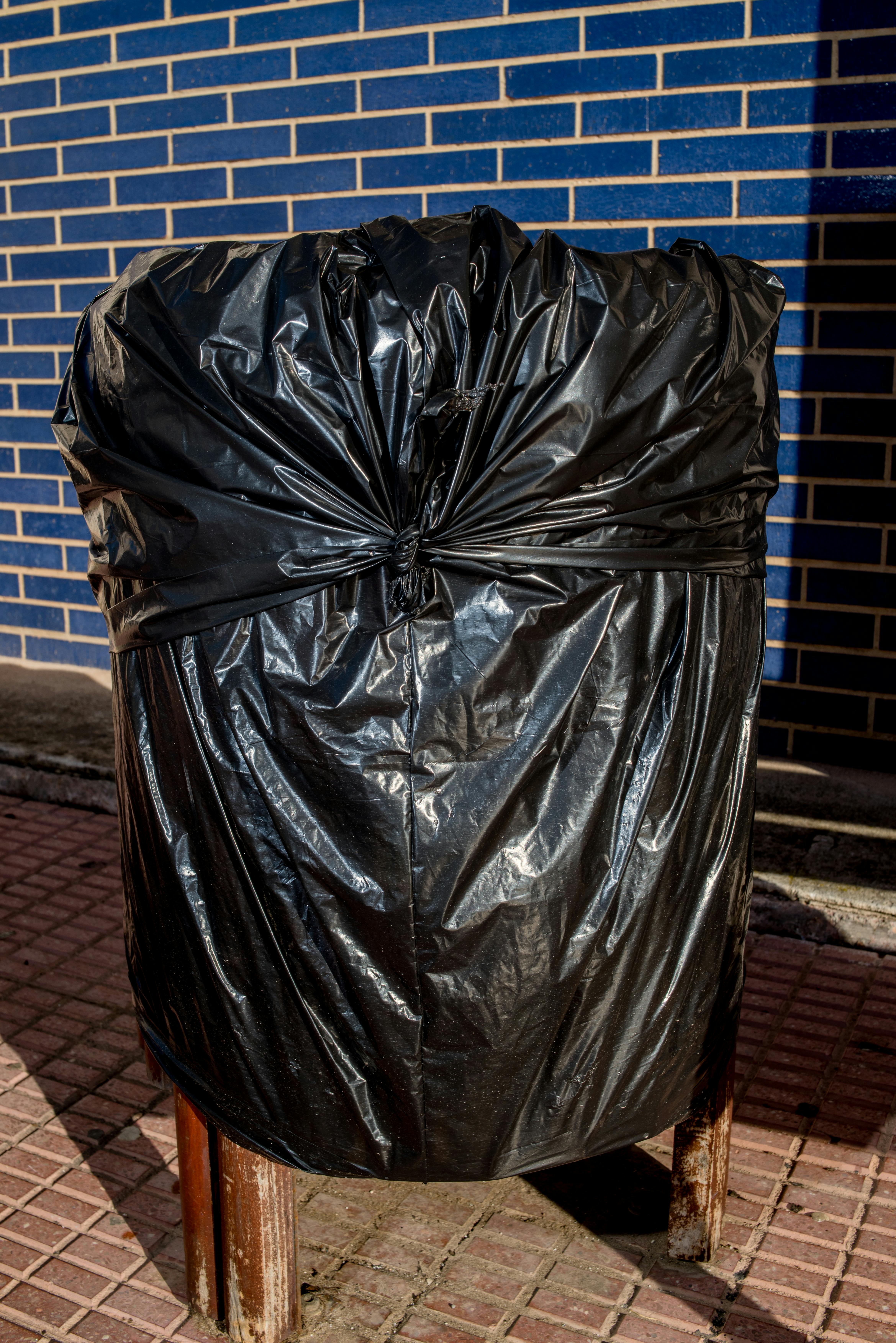 Bolsa De Basura Negra Sobre Un Bote De Basura De Metal Al Aire Libre ...
