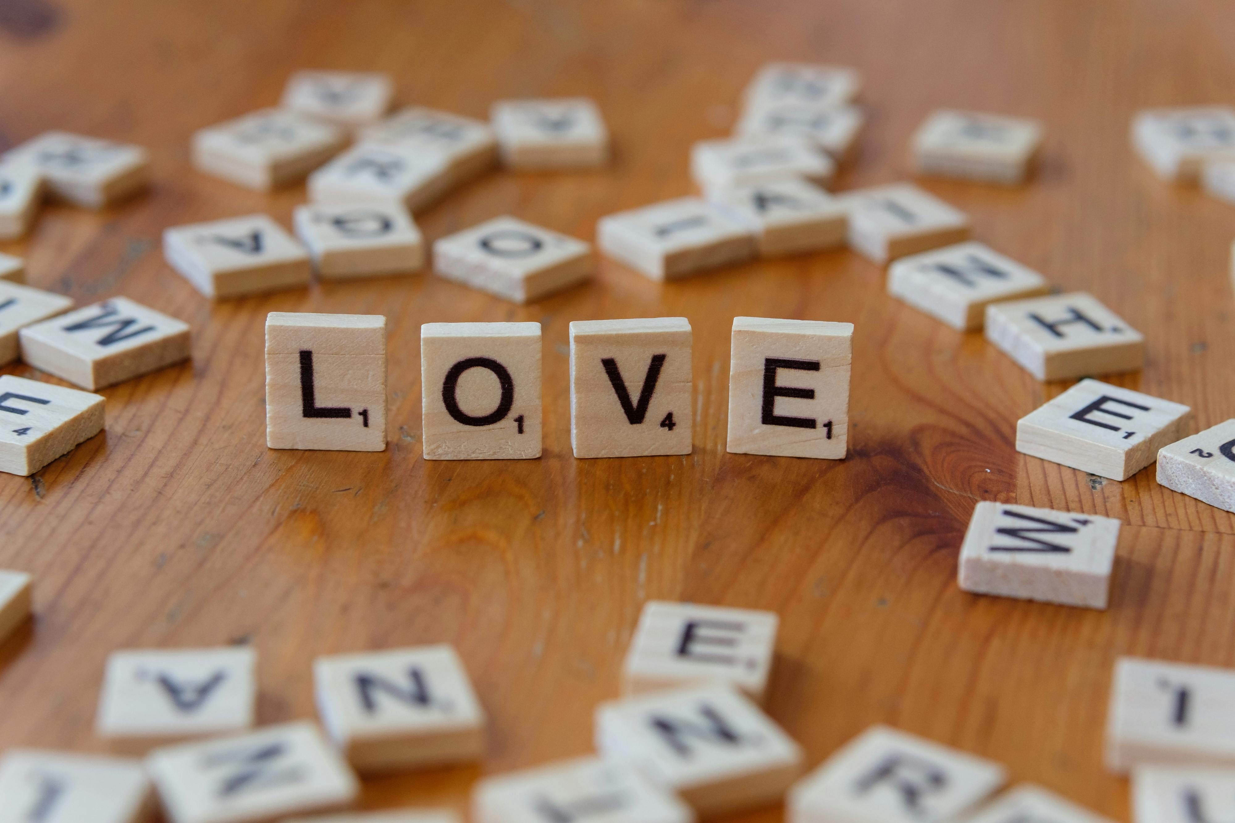 Fichas De Scrabble De Madera Que Forman La Palabra "Amor" Sobre Una ...