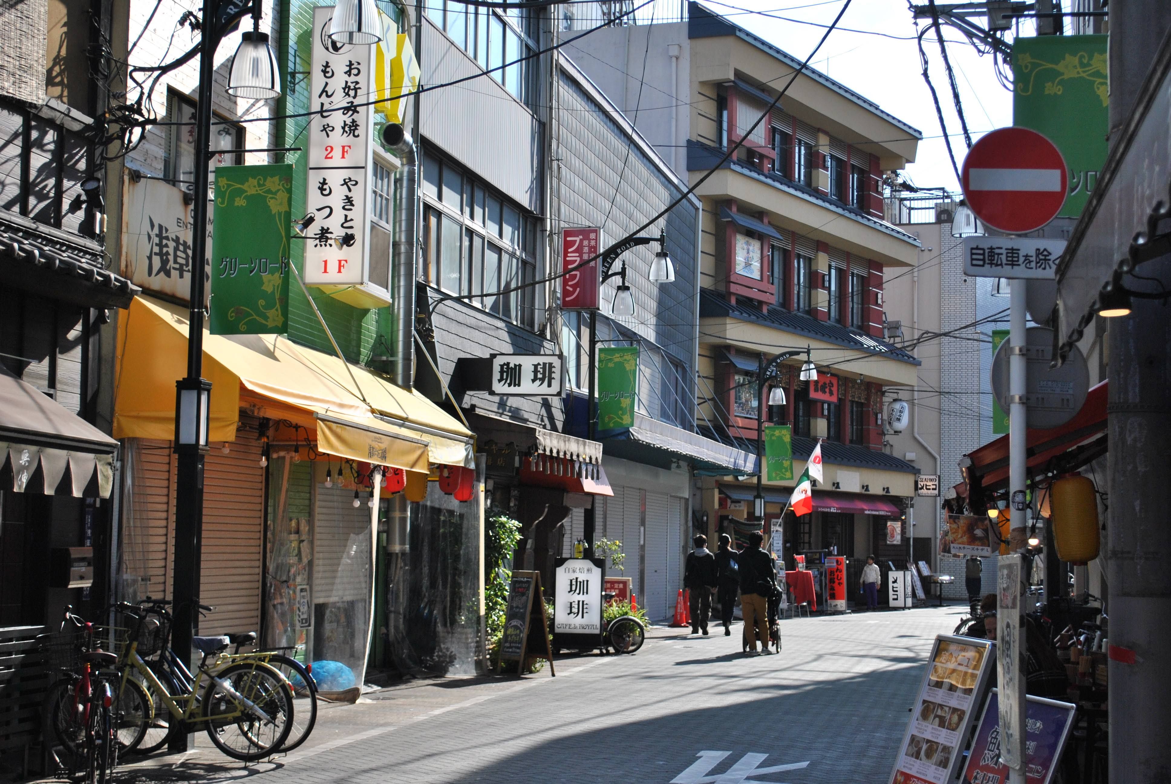 Traditional Japanese Street with Shops in Daylight · Free Stock Photo