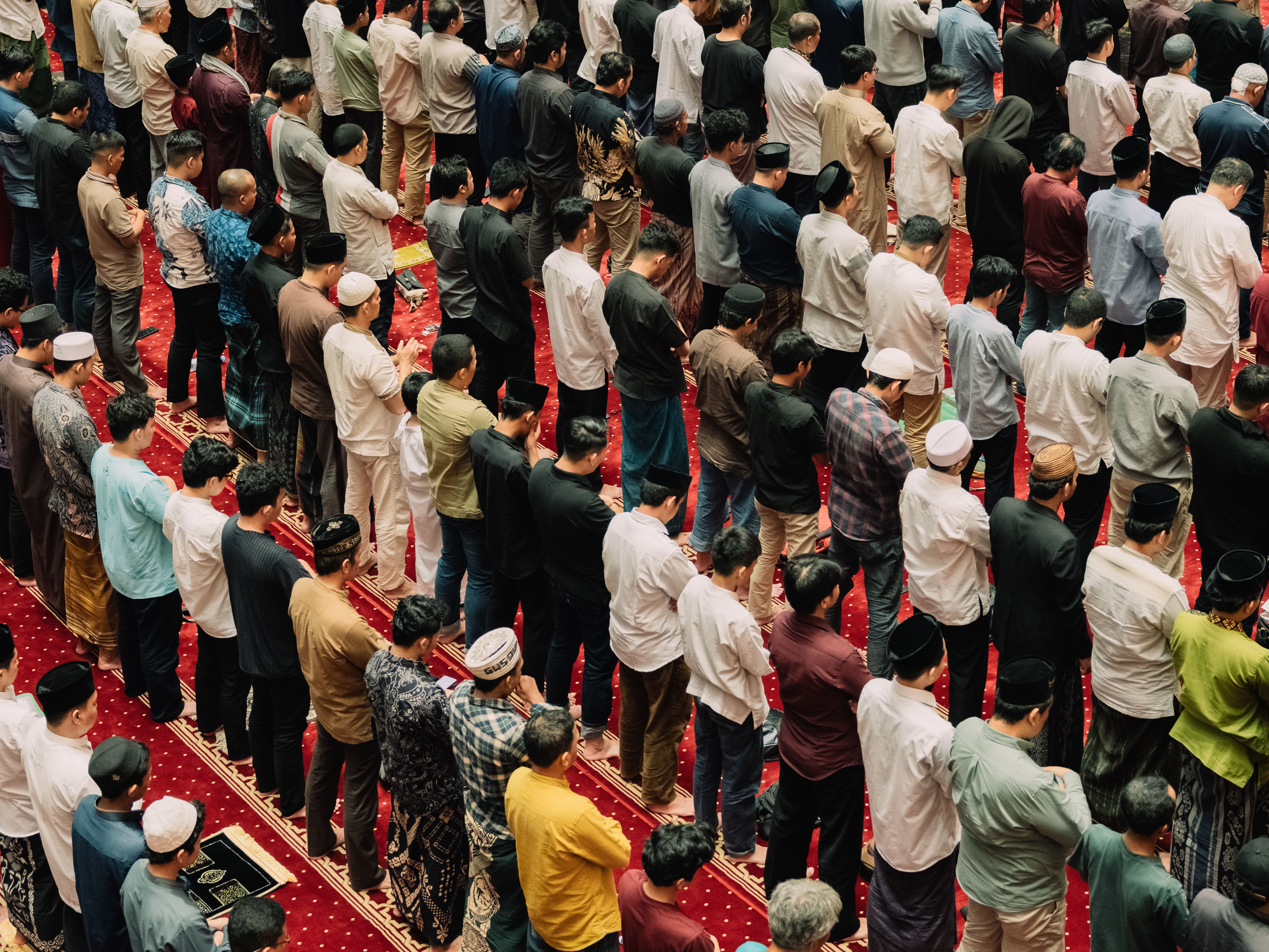 Homens Rezando Taraweeh Durante O Ramadã De 2025 Em Masjid Istiqlal ...