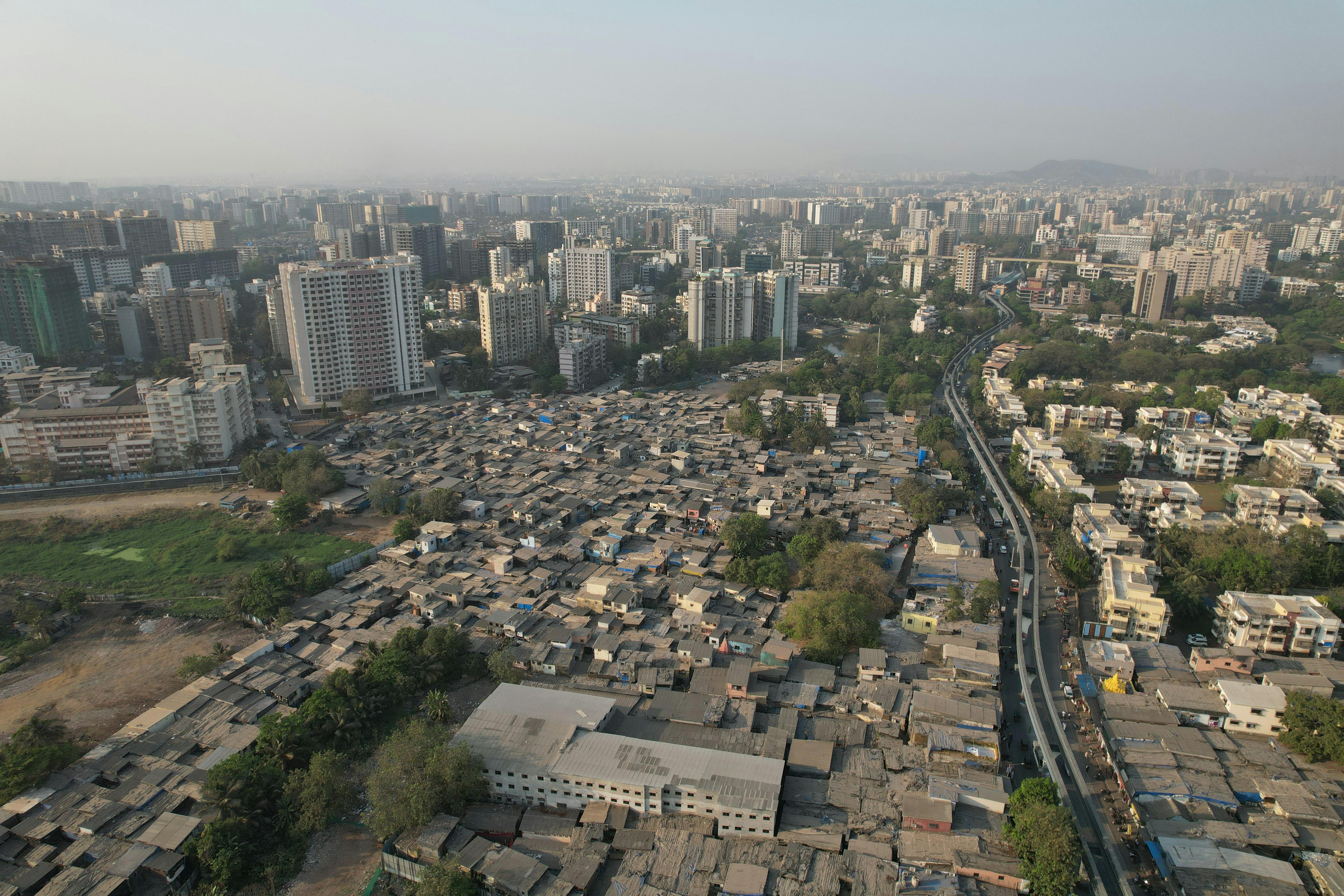 Vista Aérea Del Paisaje Urbano Y Las Zonas Marginales De Mumbai · Foto ...