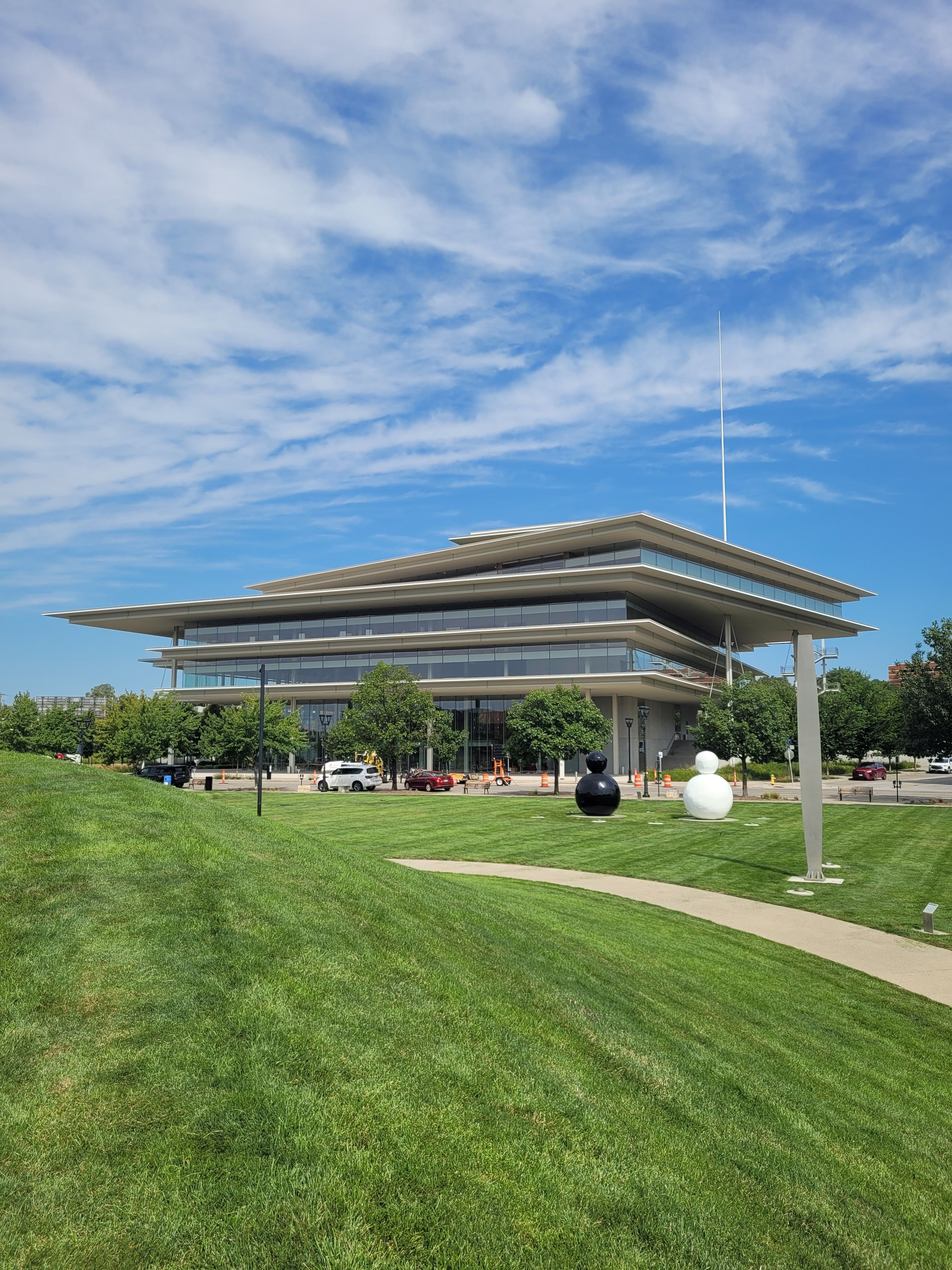 Modern Architectural Building in Des Moines · Free Stock Photo