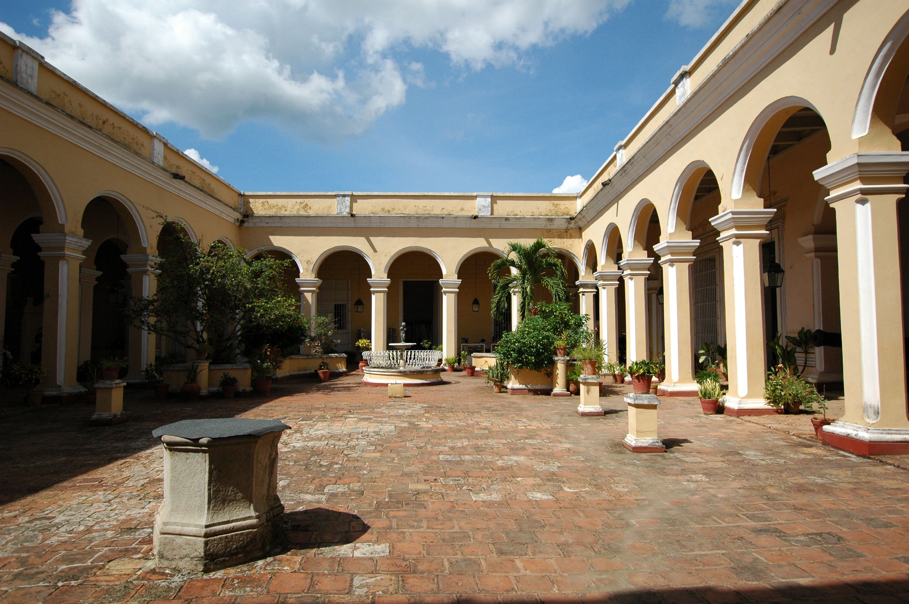 Colonial Courtyard in Historic Cuban Architecture · Free Stock Photo
