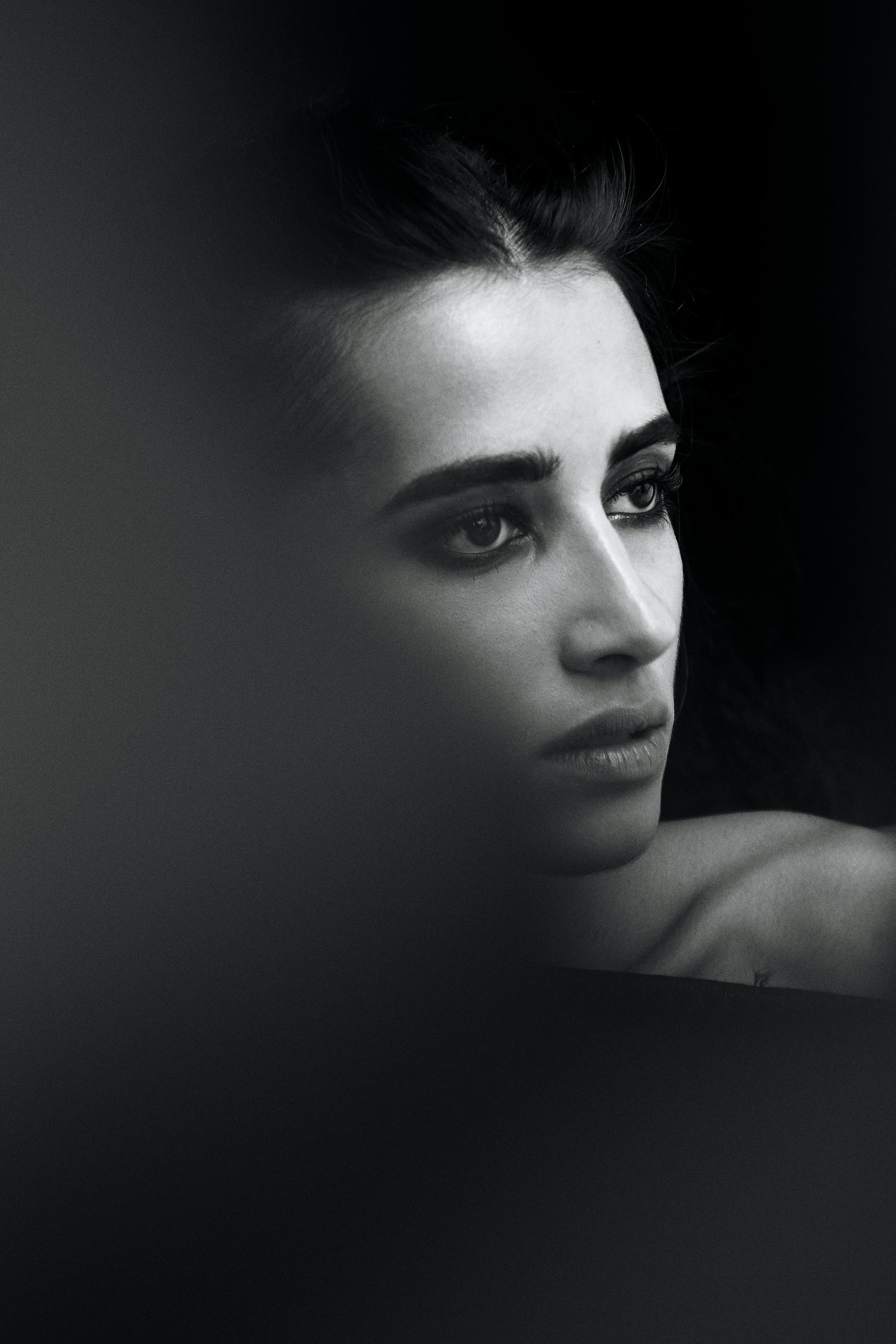 Dramático Retrato En Blanco Y Negro De Una Mujer · Foto de stock gratuita