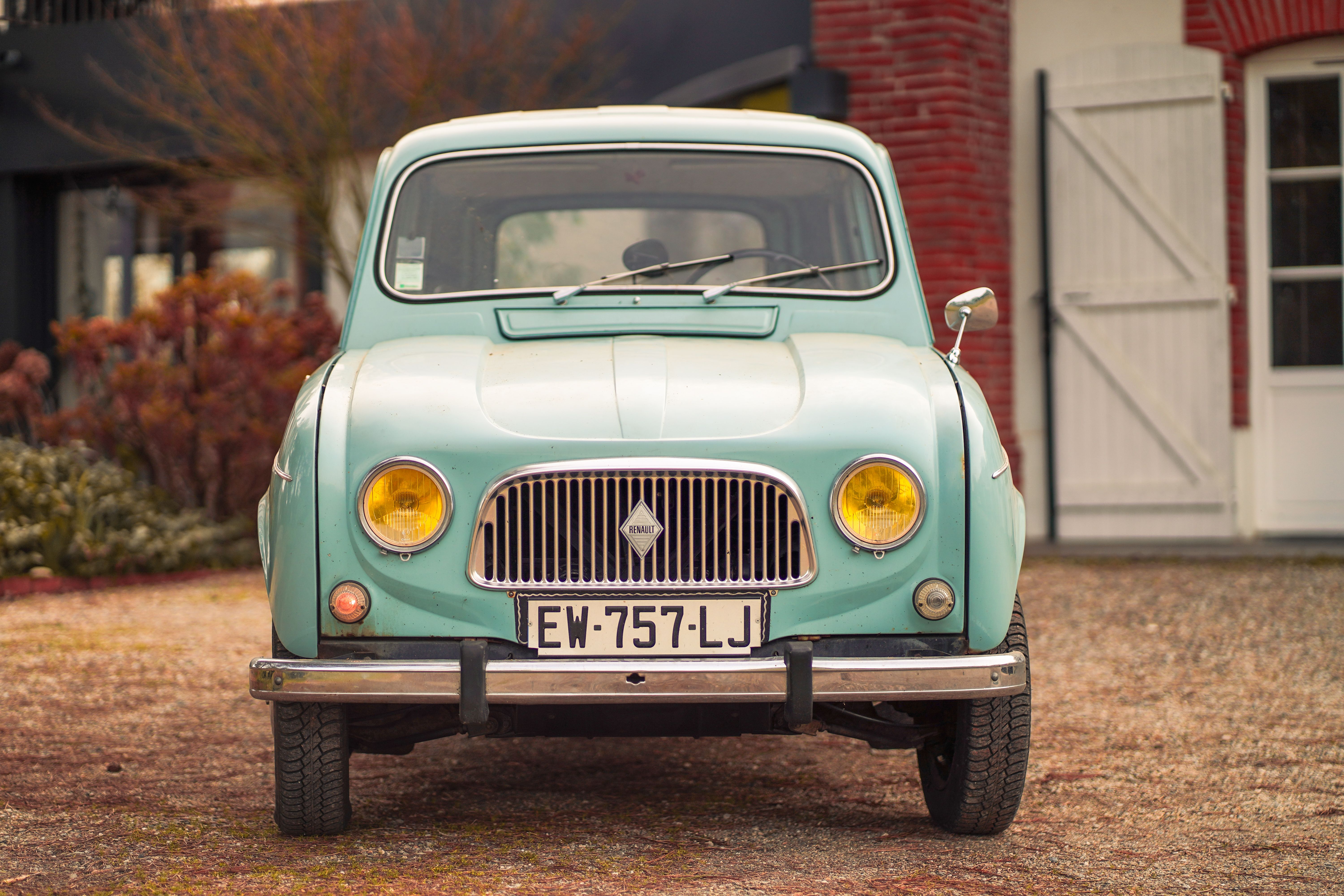 Coche Clásico De Color Verde Menta En Un Entorno Residencial · Foto de ...