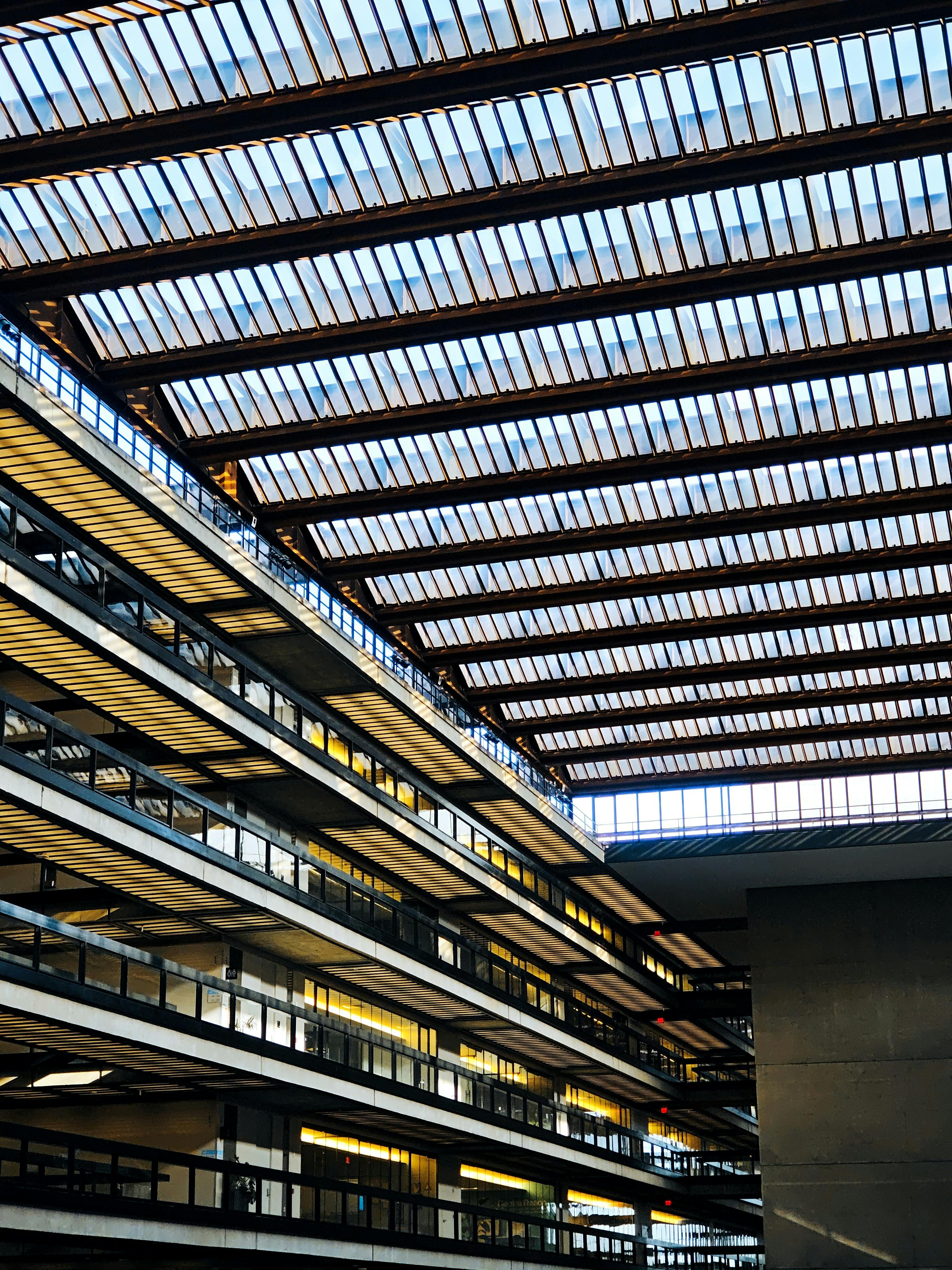 Interior De Un Atrio De Arquitectura Moderna En Nueva Jersey · Foto de ...