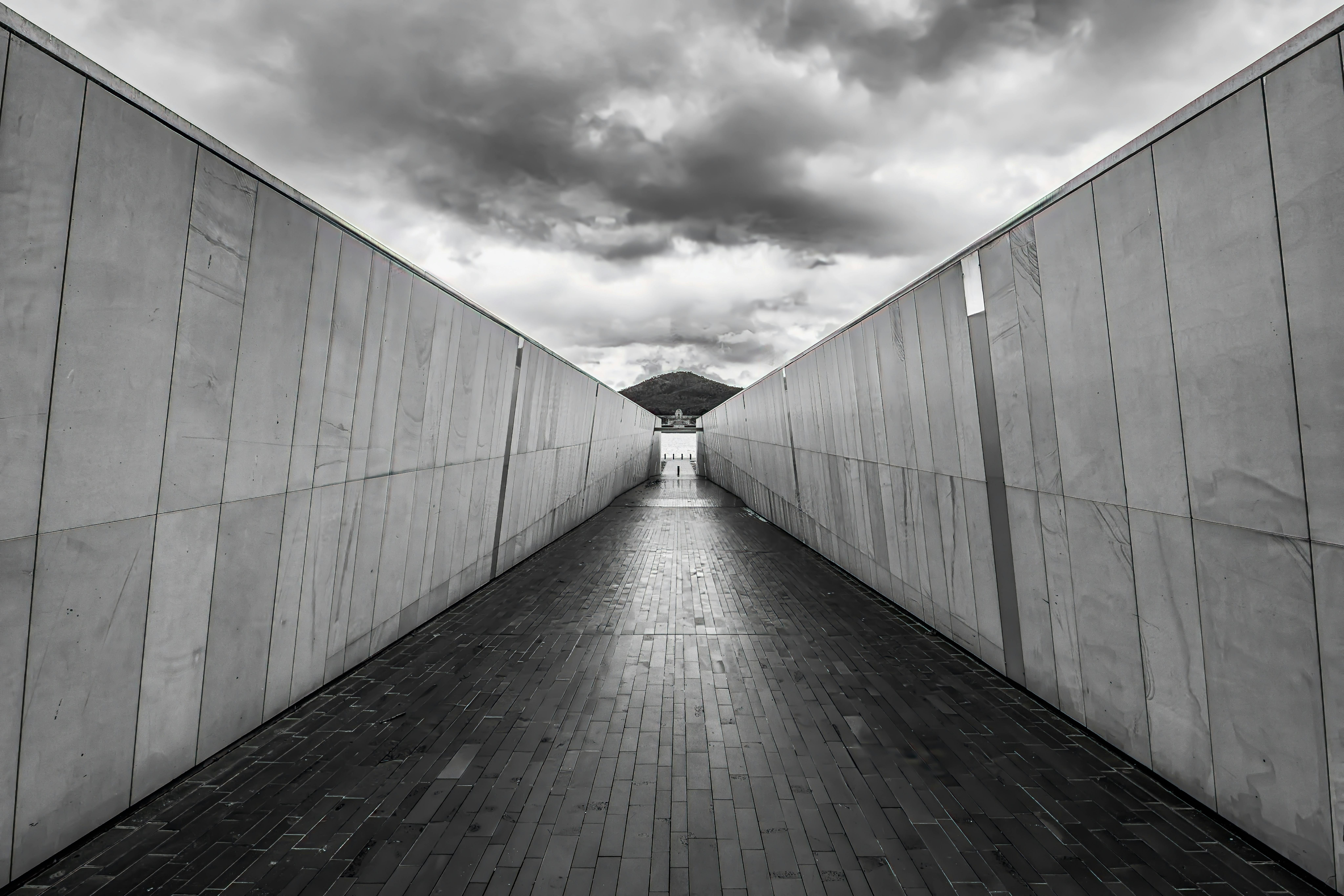 Symmetrisk Väg I Canberra Fångar Dramatiska Himlar · Kostnadsfri bild