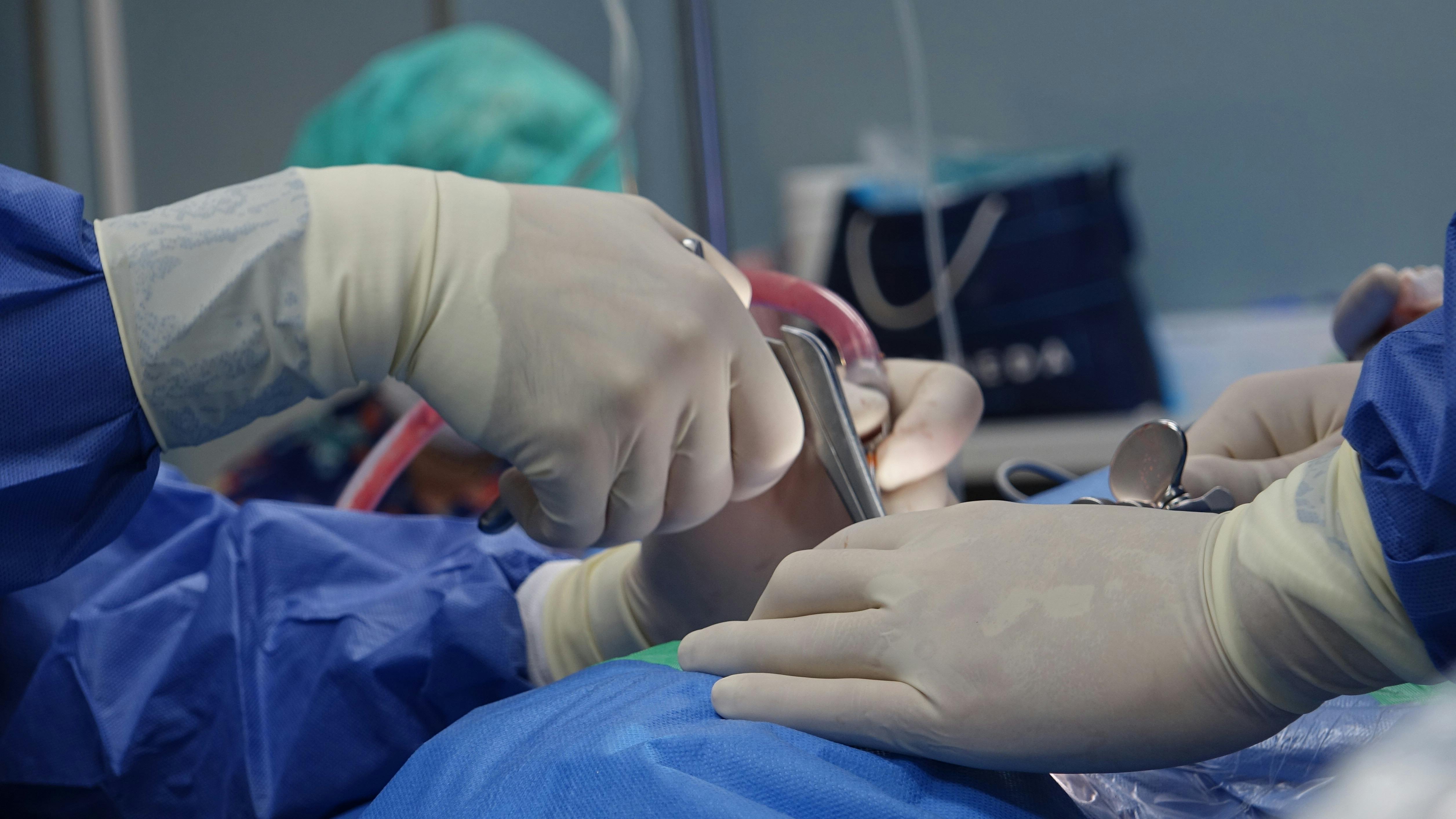 Surgeons performing surgery · Free Stock Photo