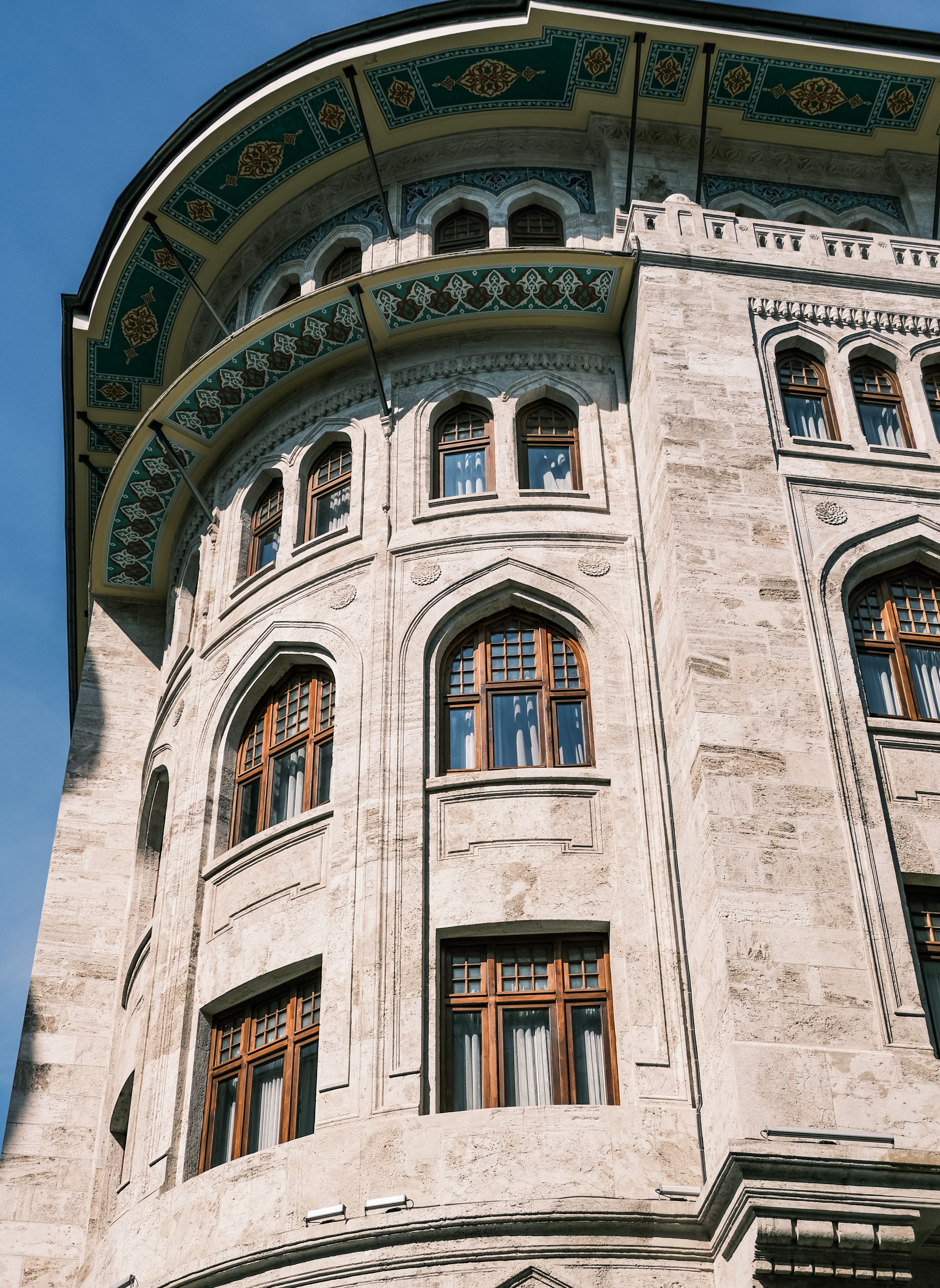 Elegant Historical Building with Arched Windows · Free Stock Photo