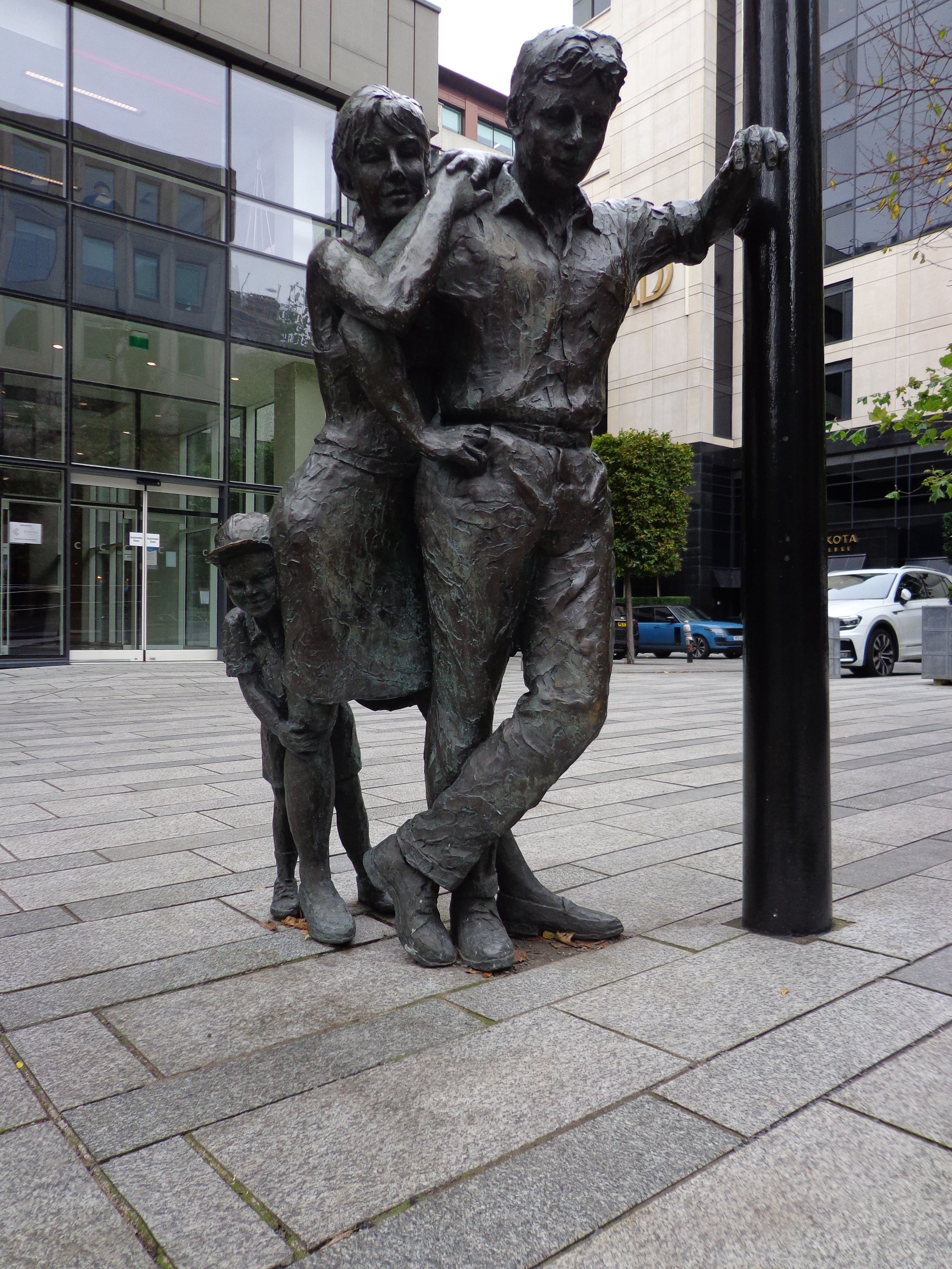 Charming Bronze Sculpture in Leeds City Center · Free Stock Photo