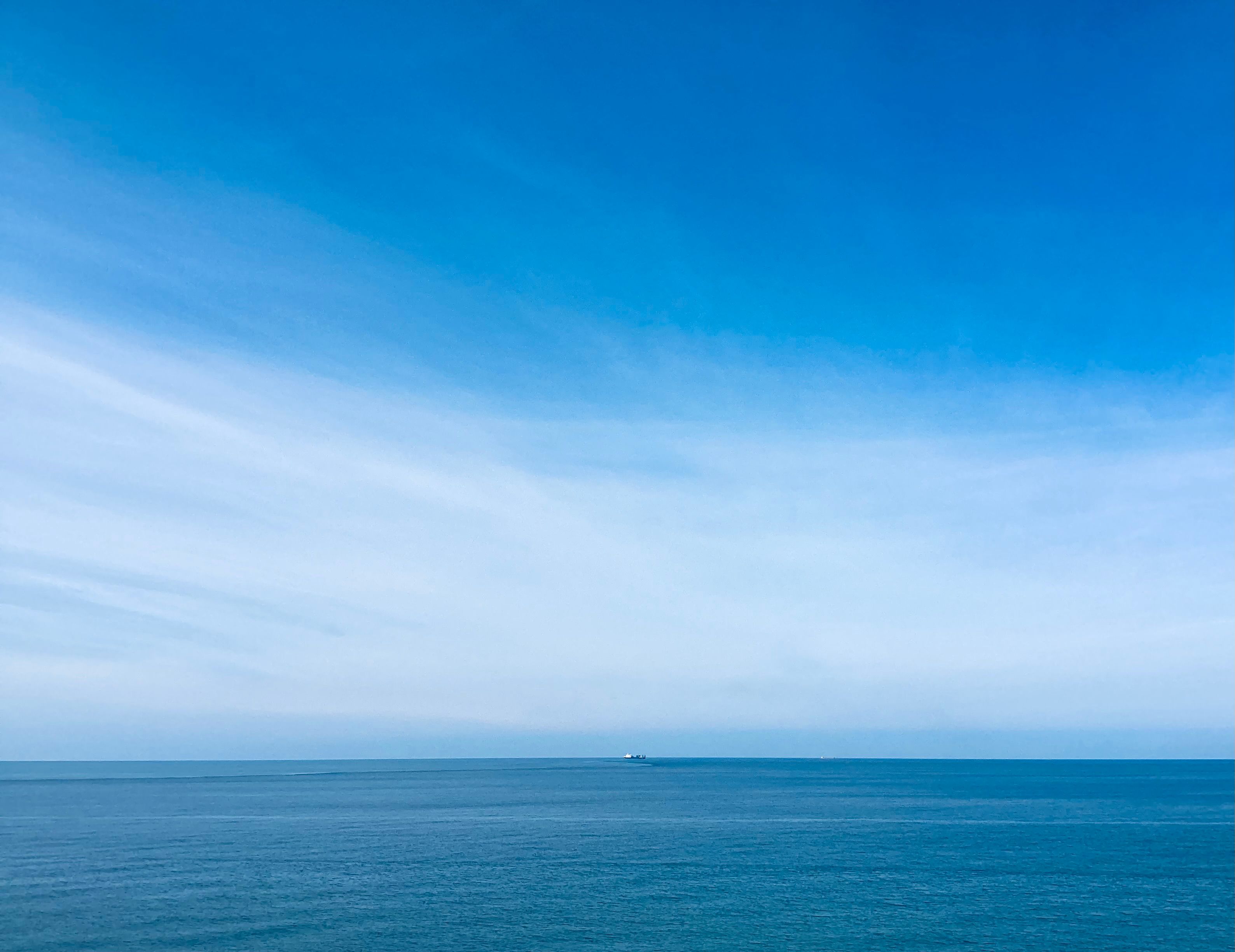 Inmenso Horizonte Oceánico Bajo Un Cielo Azul Claro · Foto de stock ...