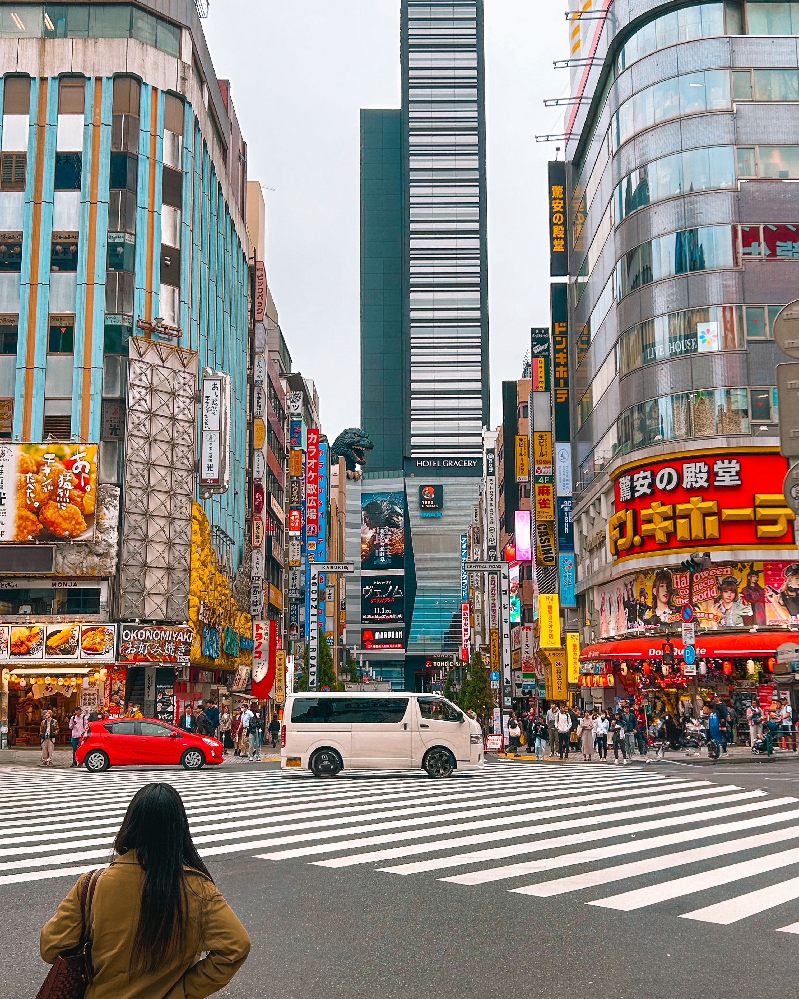 Vibrant Shinjuku Street Scene in Tokyo · Free Stock Photo