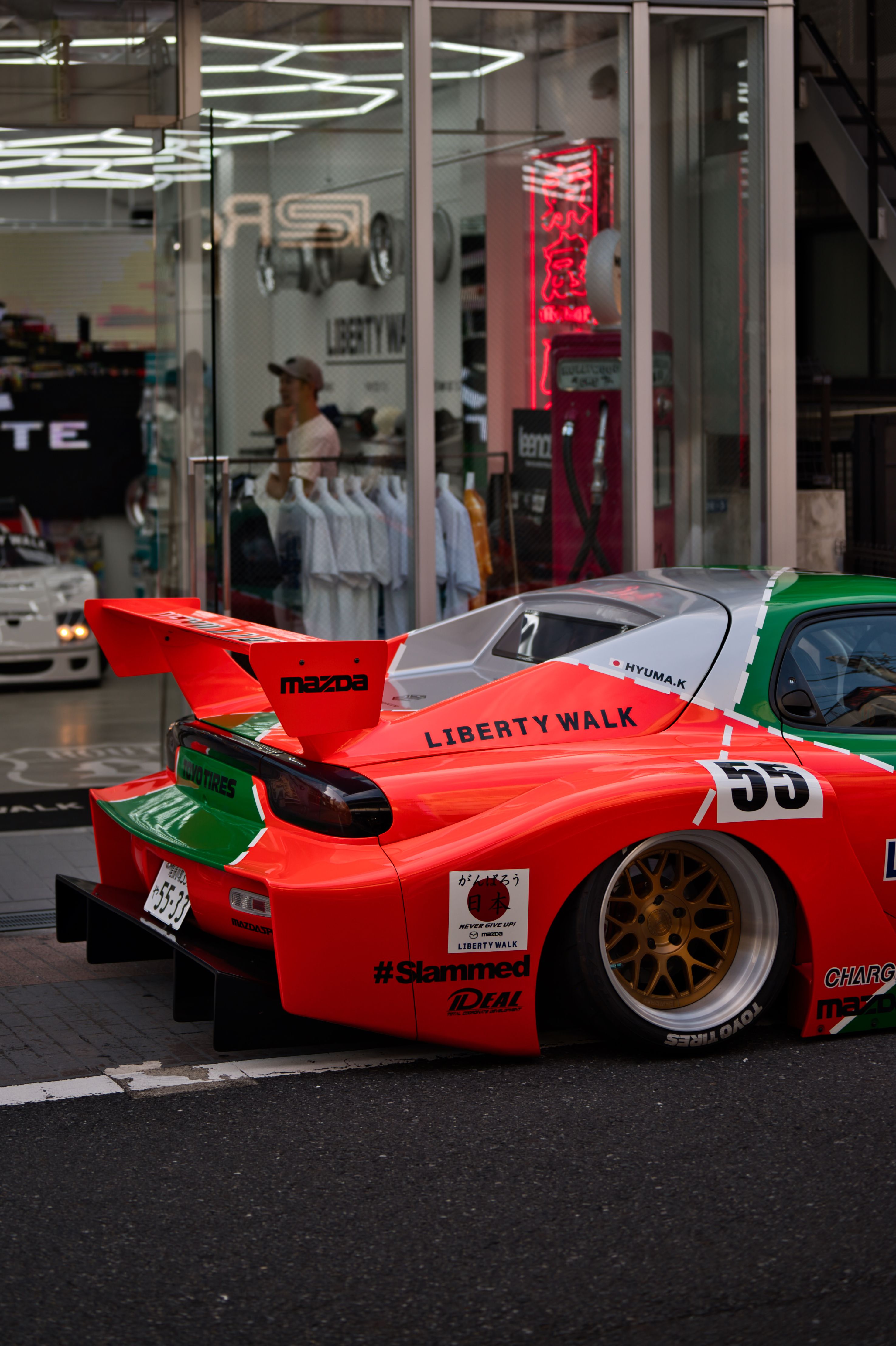 Mobil Pameran Mazda Rx 7 Yang Semarak Di Jalanan Tokyo · Foto Stok Gratis