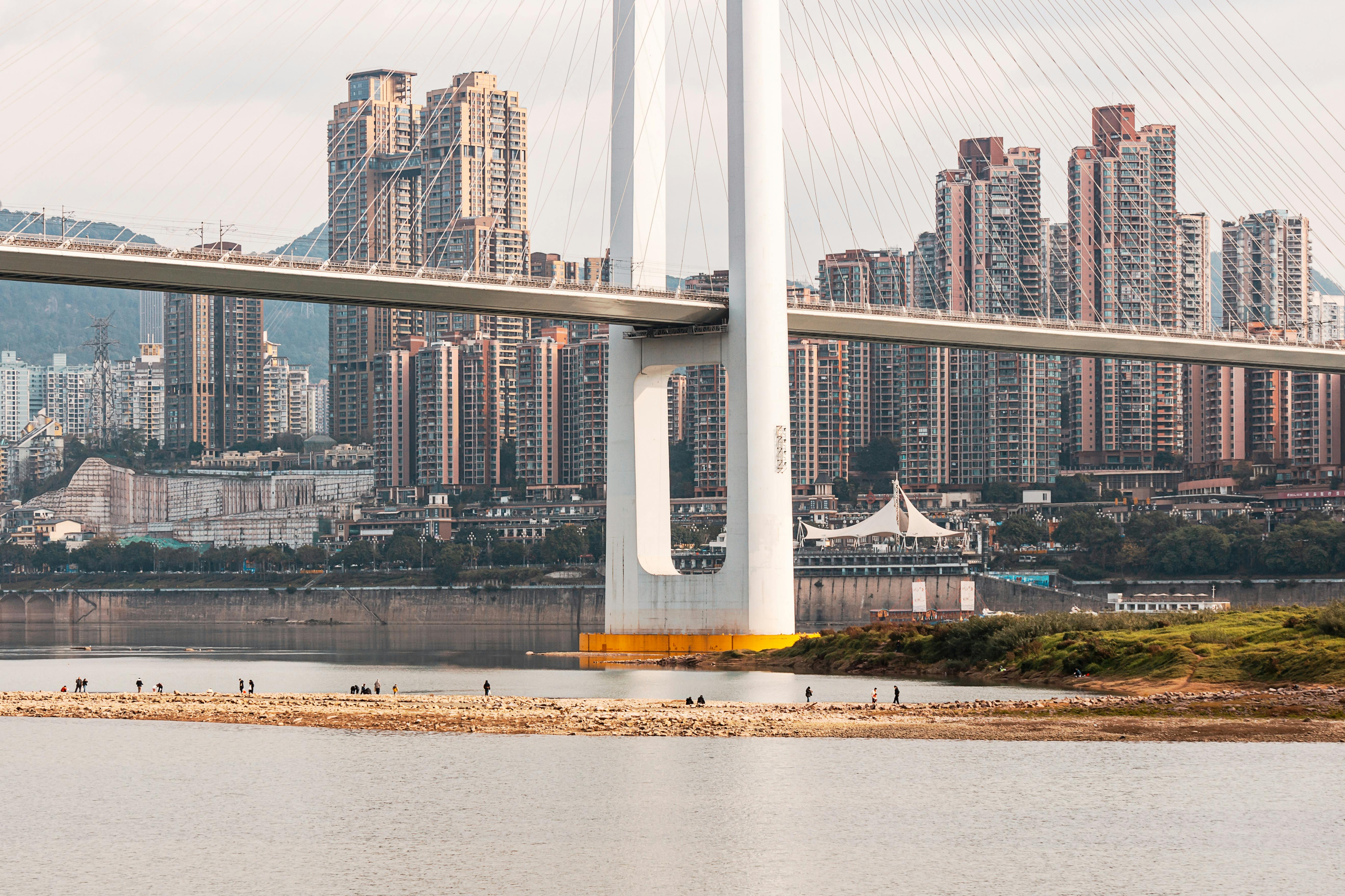 Puente Moderno Sobre El Río Con Vista Panorámica De La Ciudad · Foto de ...