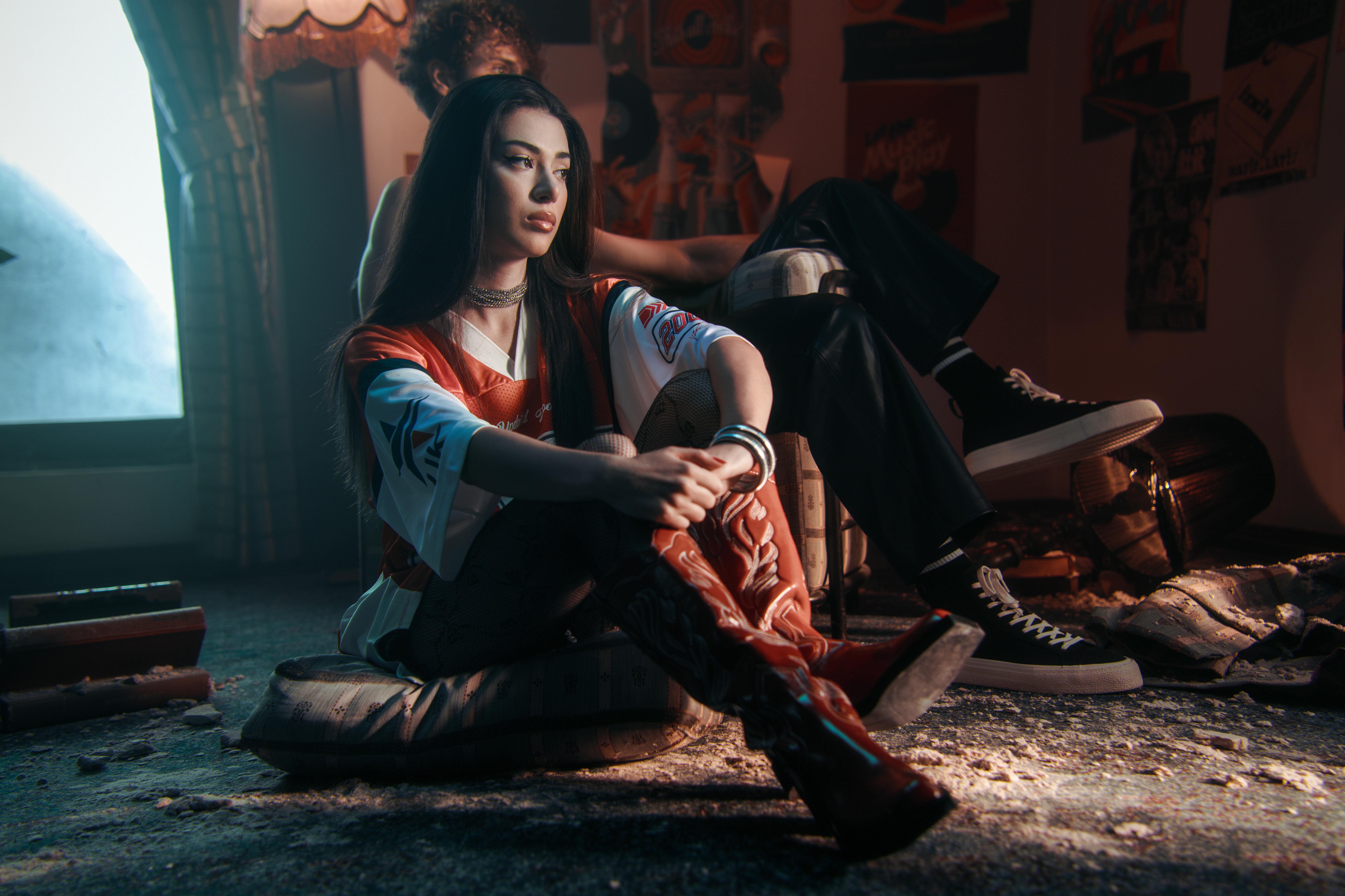 Moody Retro Style Room with Two People · Free Stock Photo