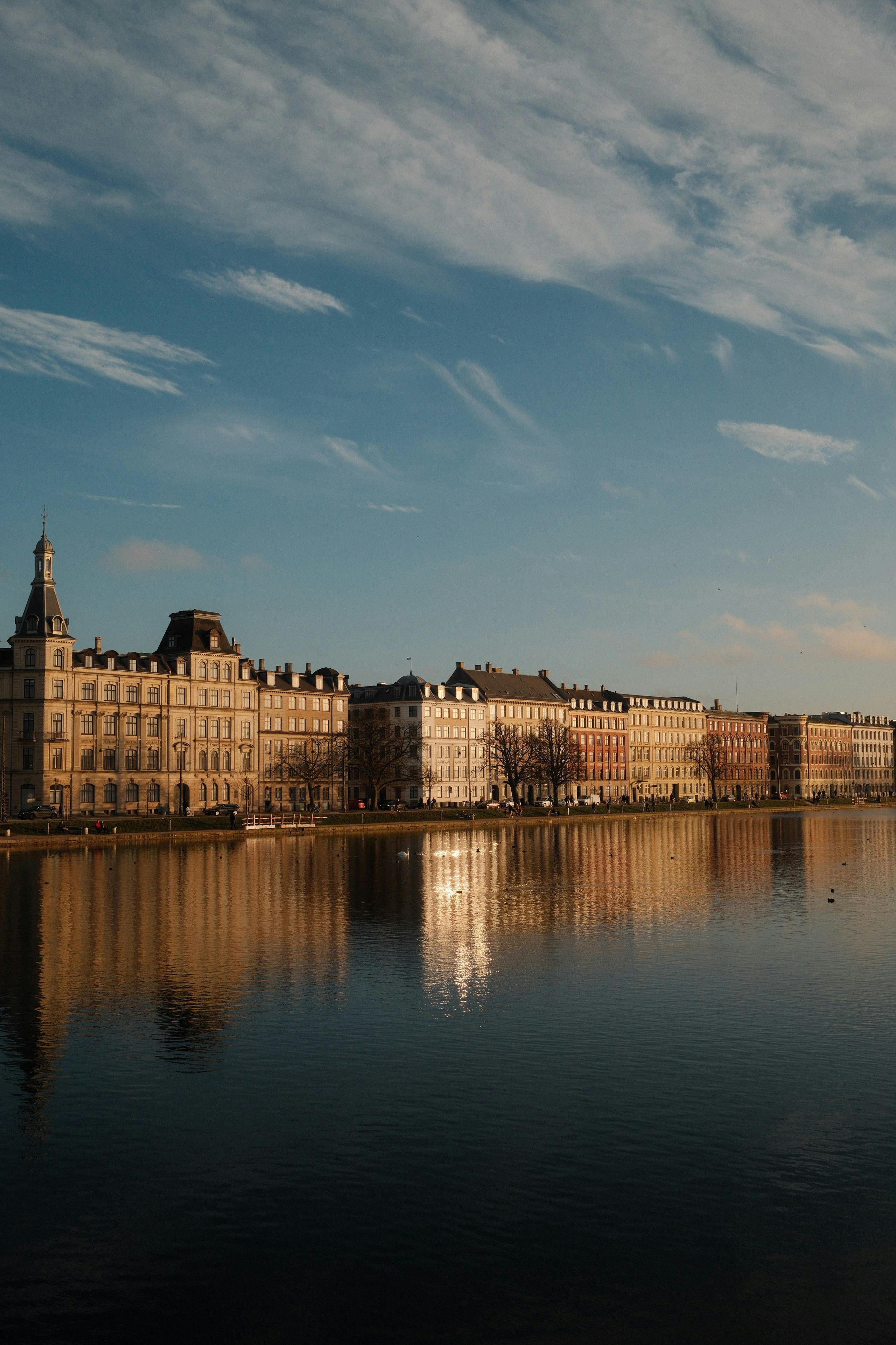 Vista Panorámica De Los Edificios Junto Al Río Al Atardecer · Foto de ...