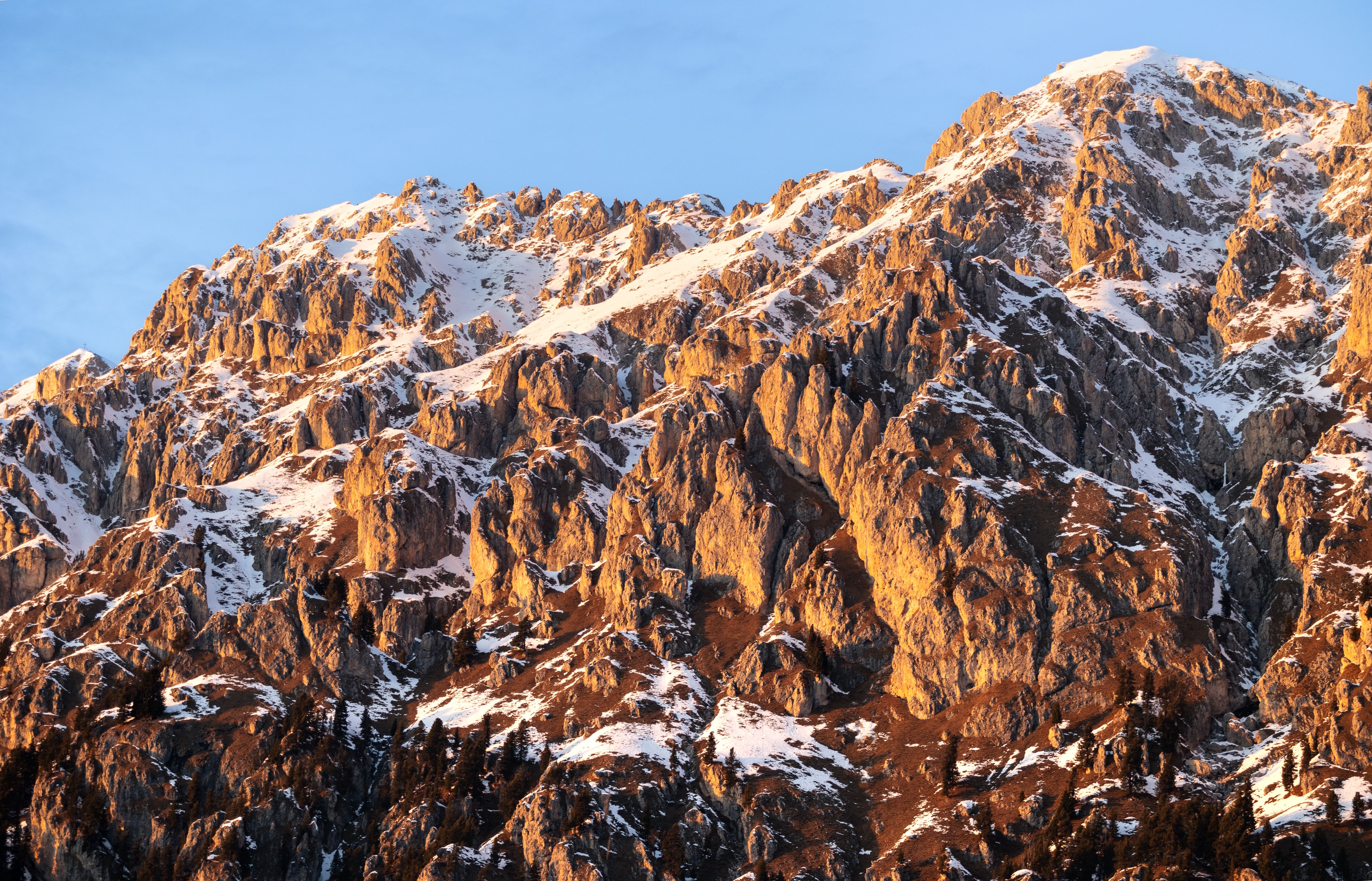 Impresionantes Picos De Las Dolomitas Iluminados Por El Sol Al ...