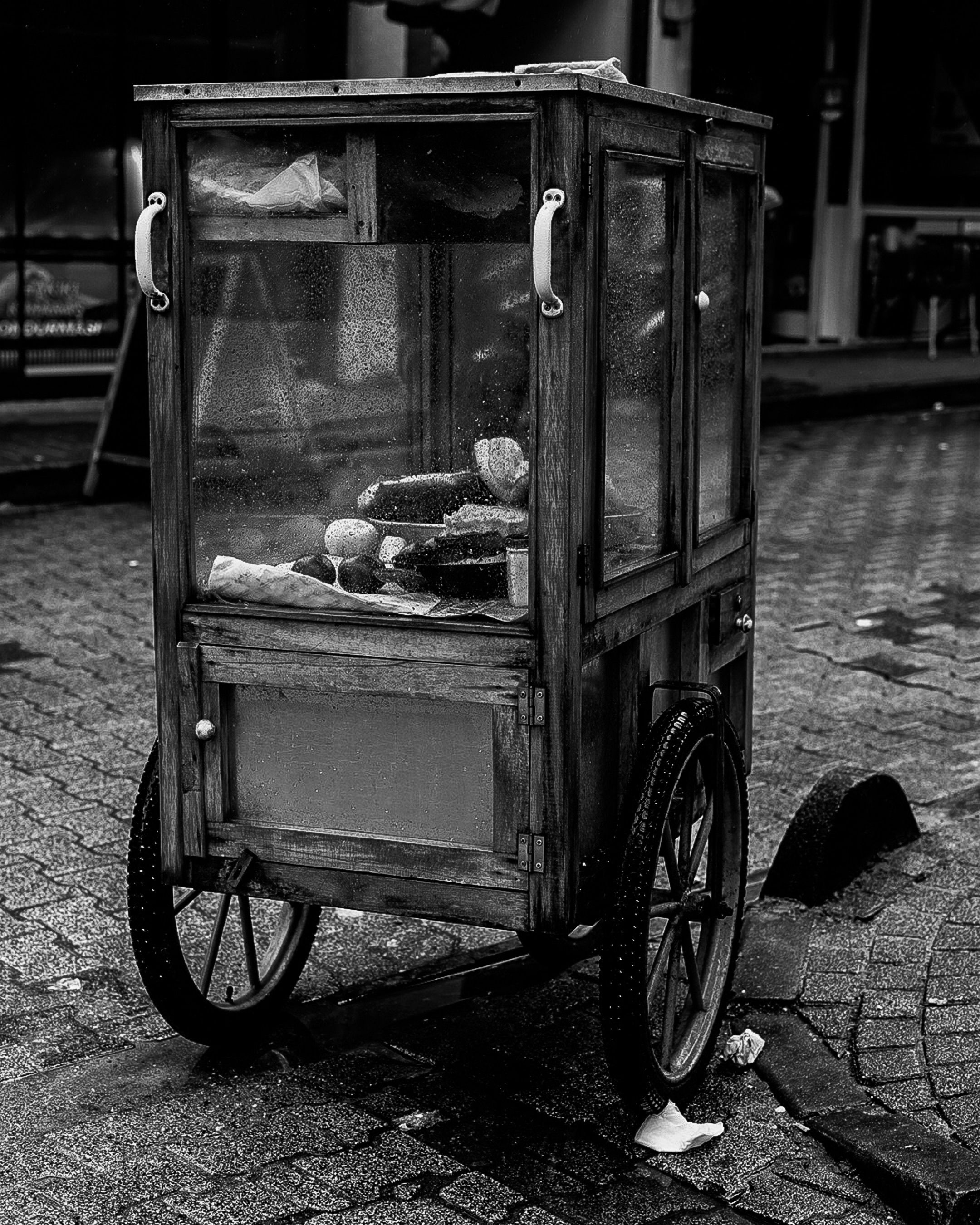 Vintage Street Food Cart on Rainy Cobblestone Path · Free Stock Photo