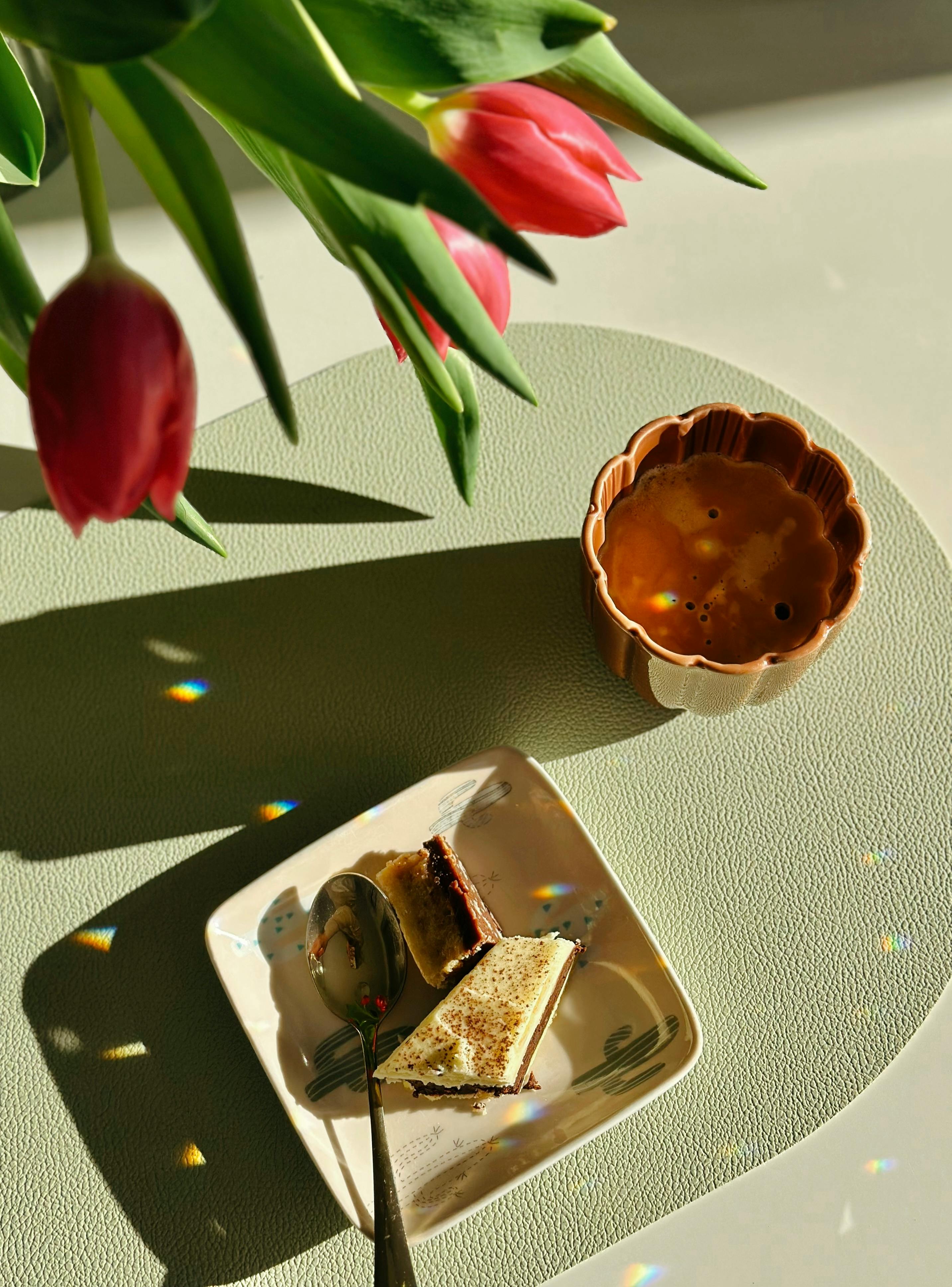 Brunch De Primavera Con Tulipanes Y Pastel · Foto de stock gratuita