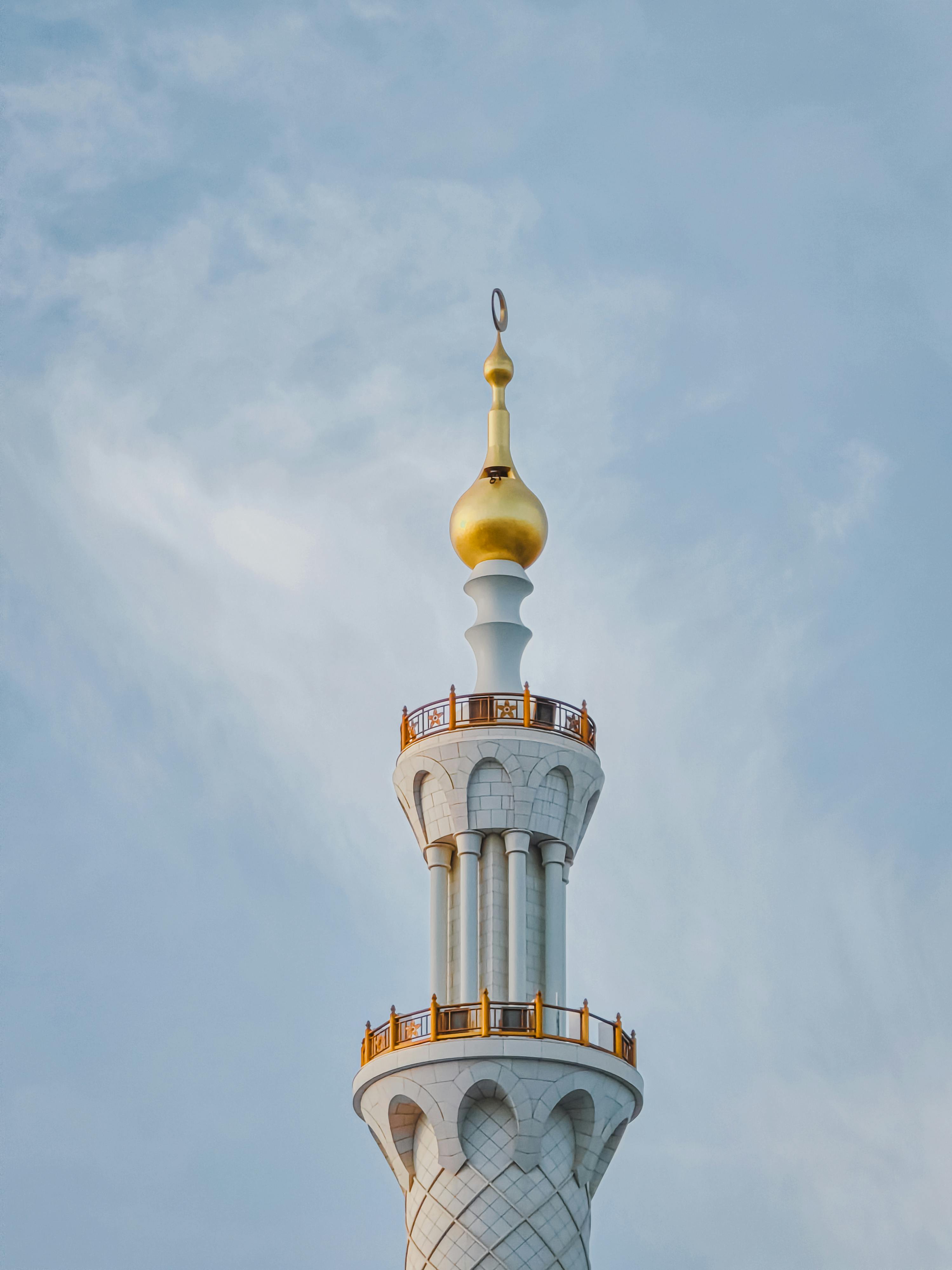 Elegant Minaret of Sheikh Zayed Mosque in Abu Dhabi · Free Stock Photo