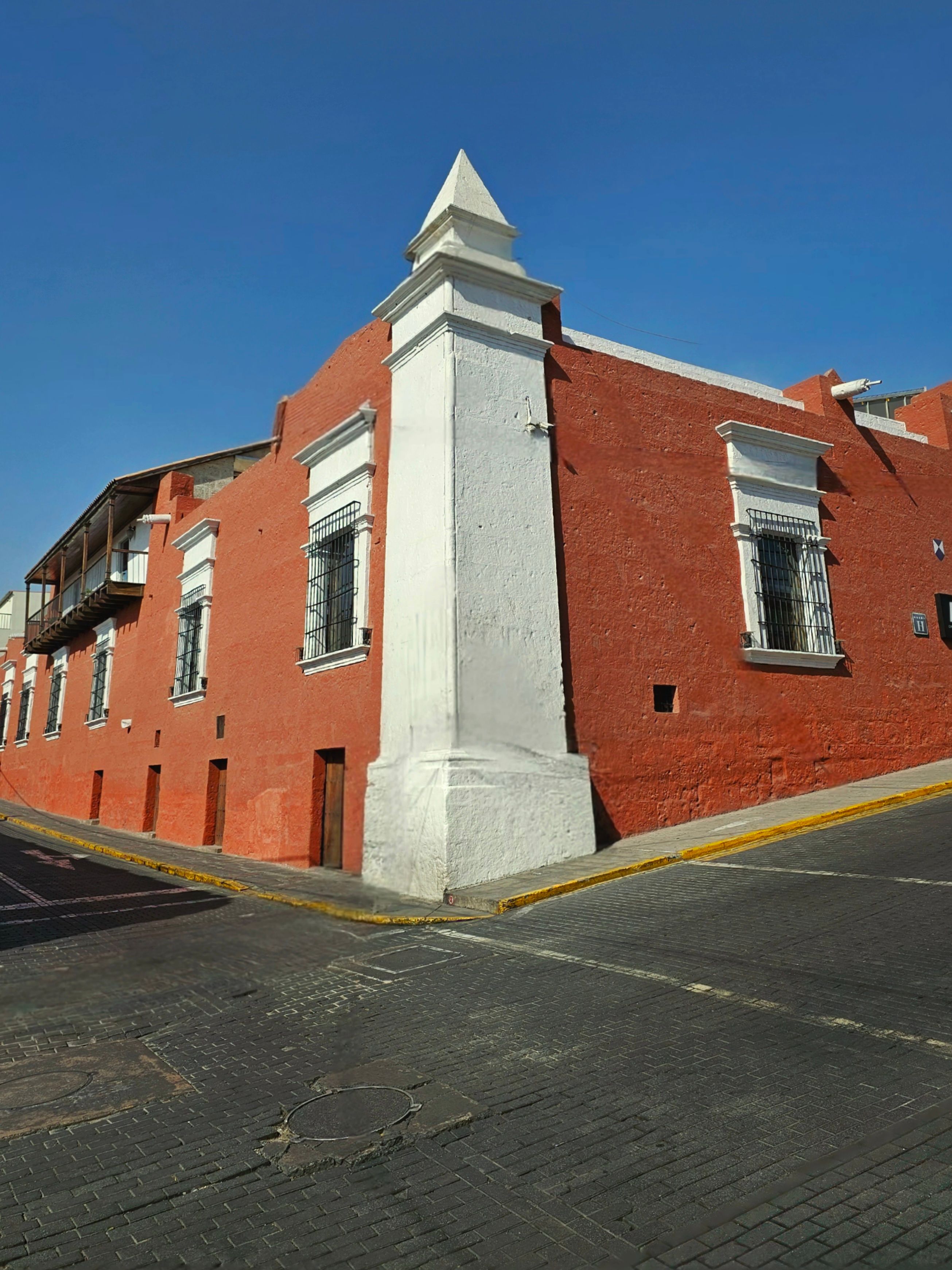 Historic Red Brick Building at a Street Corner · Free Stock Photo