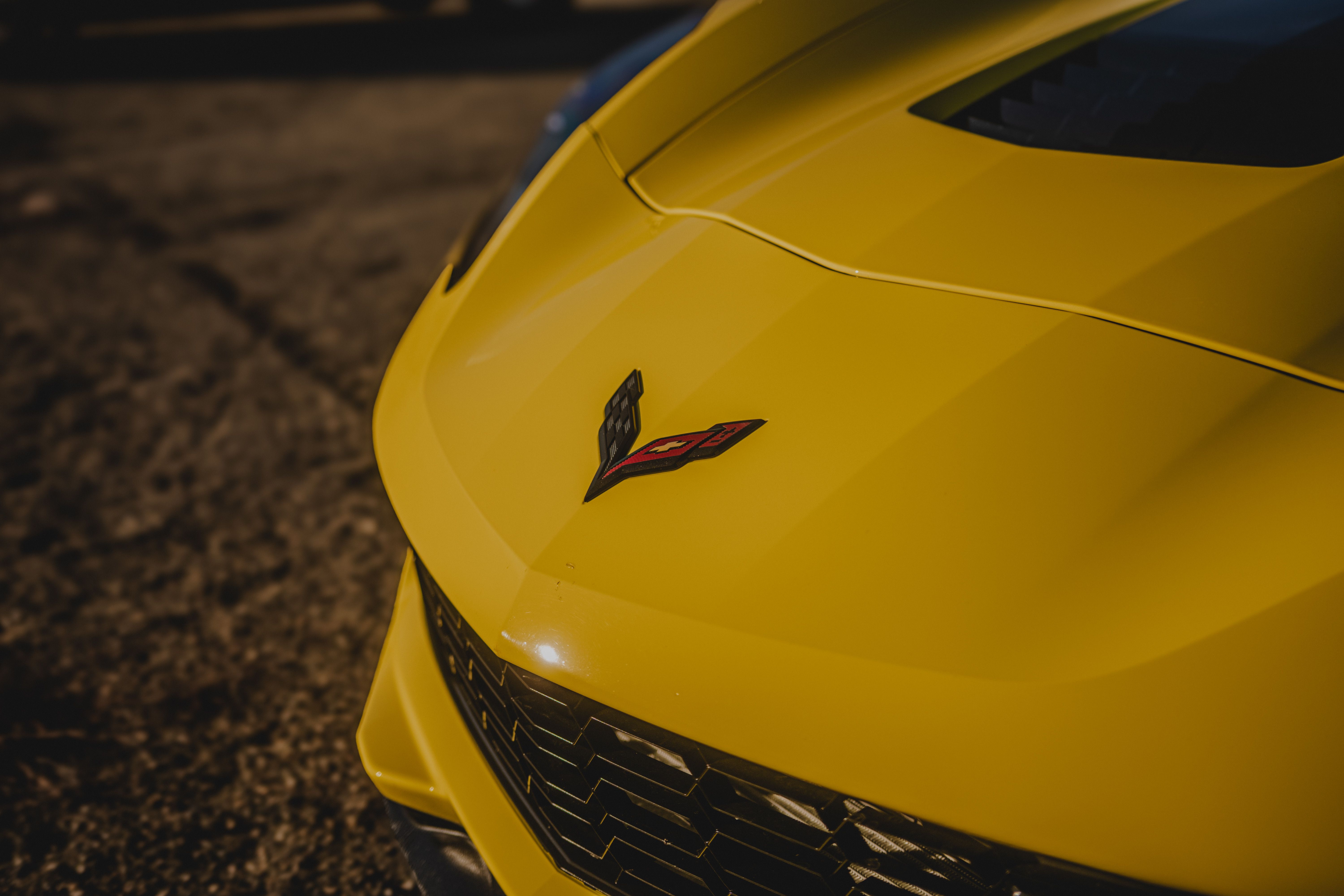 Primer Plano Del Emblema Amarillo Del Corvette En Colorado · Foto de ...