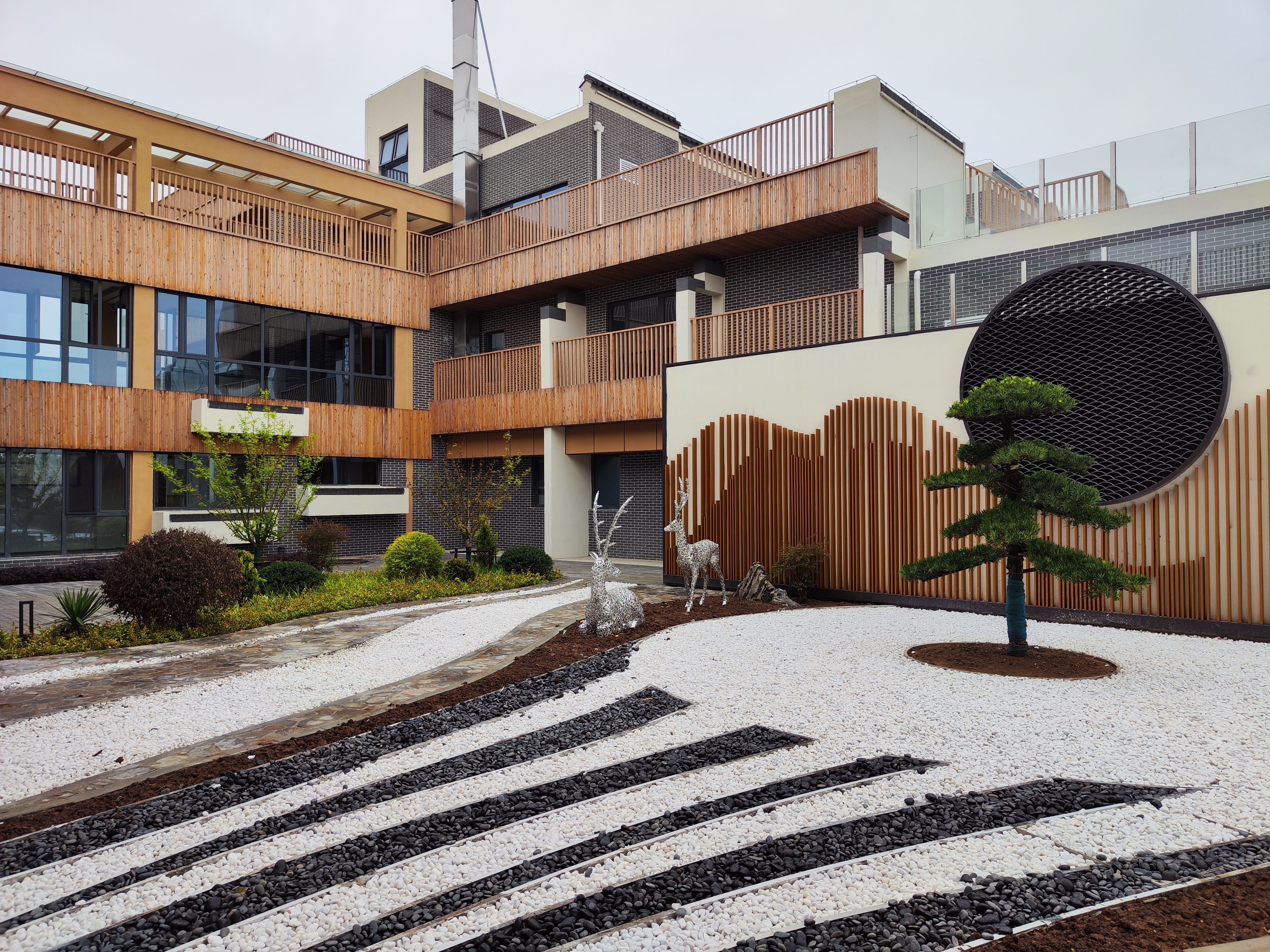 Modern Asian-inspired courtyard with zen design · Free Stock Photo
