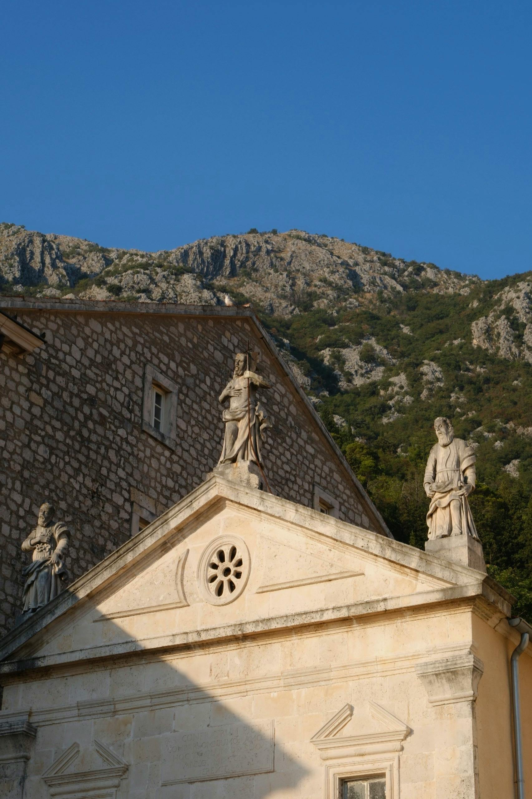 Arquitectura Histórica Con Esculturas En Montenegro · Foto de stock ...