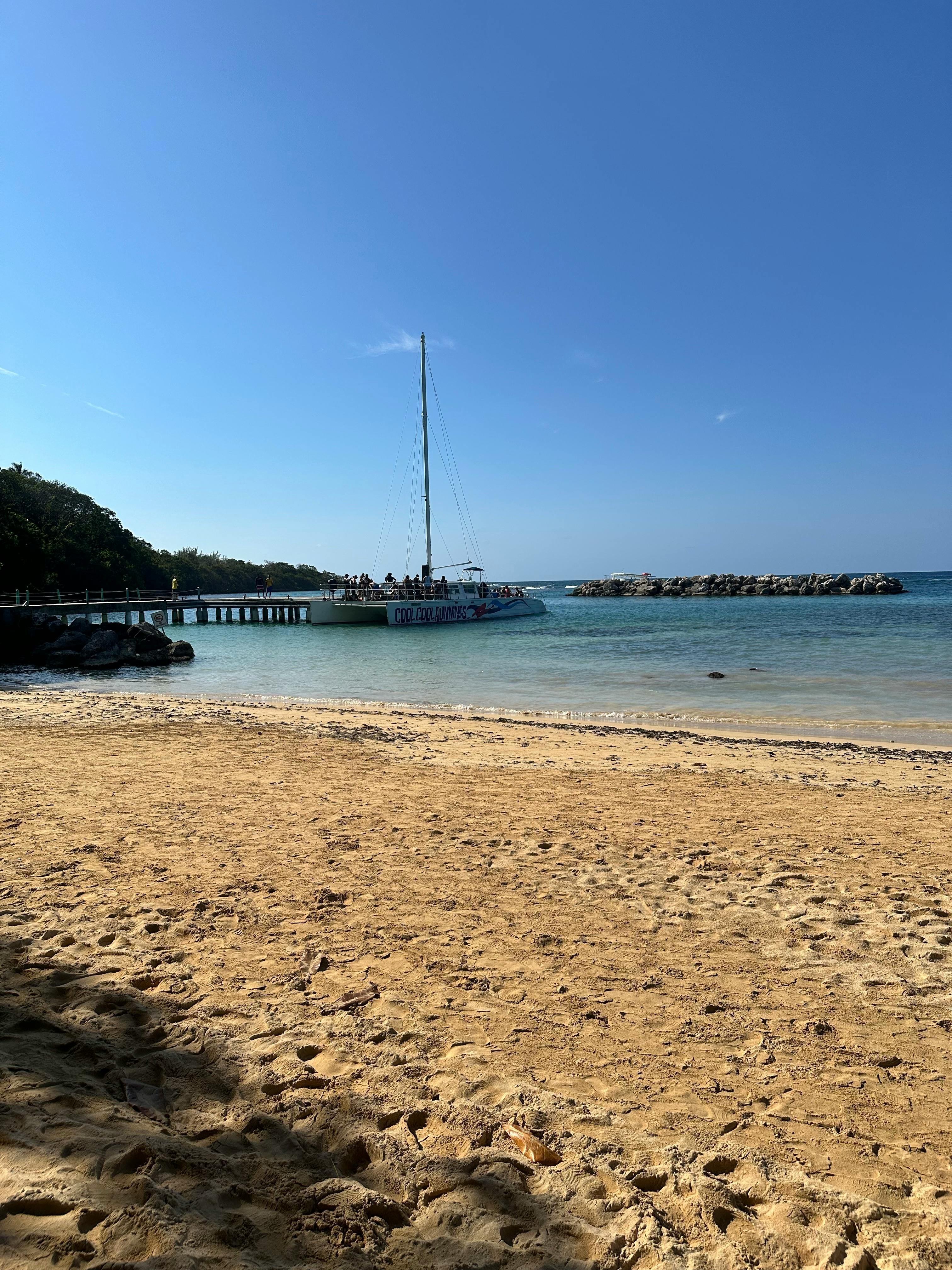 Peaceful Beach and Boat Scene in Ocho Rios · Free Stock Photo
