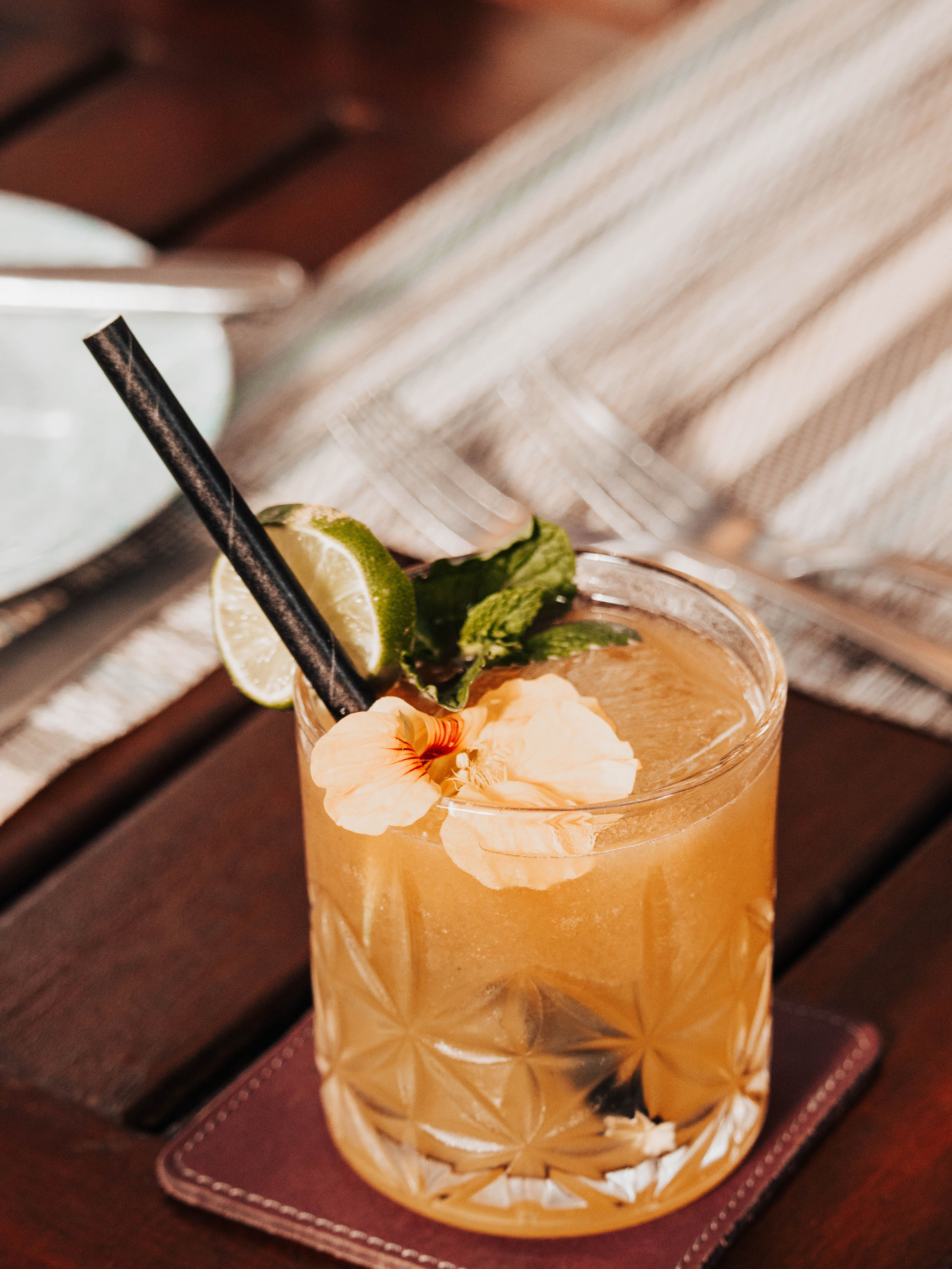 Cóctel Tropical Refrescante Con Cítricos Y Menta · Foto de stock gratuita