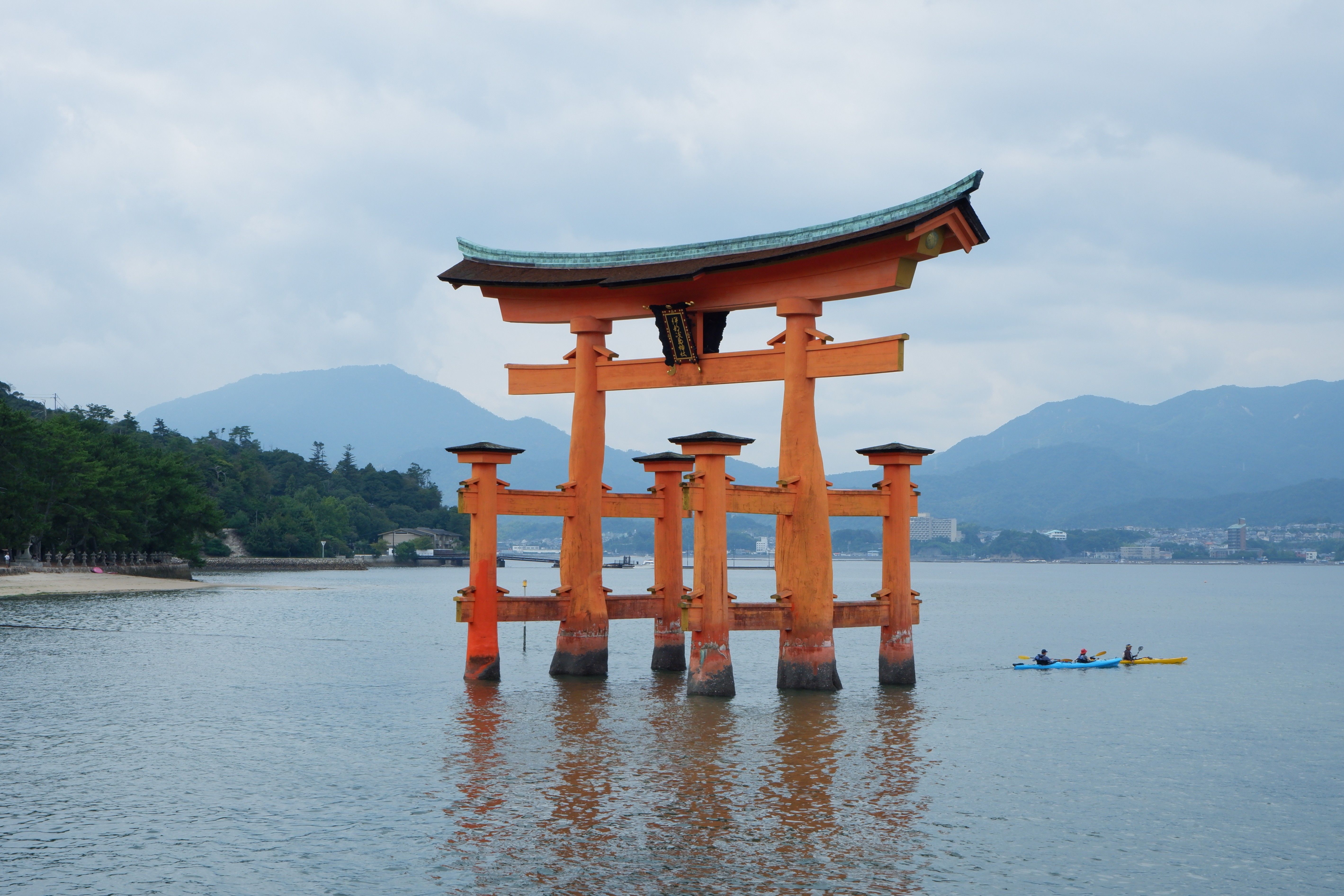 Torii Emblématique Du Sanctuaire D'itsukushima à Hiroshima · Photo gratuite