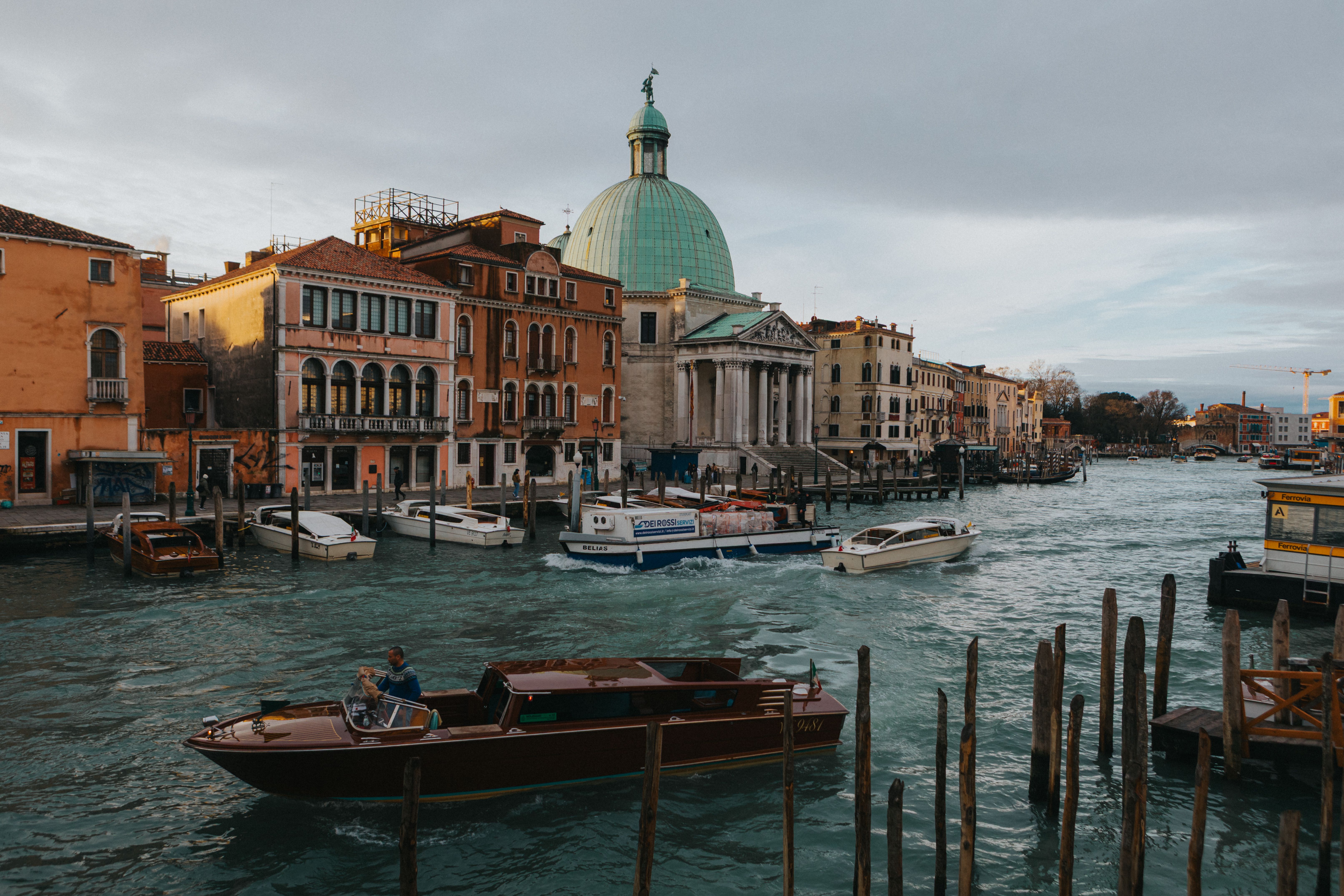 Scenic View of Venice Canal with Historic Architecture · Free Stock Photo
