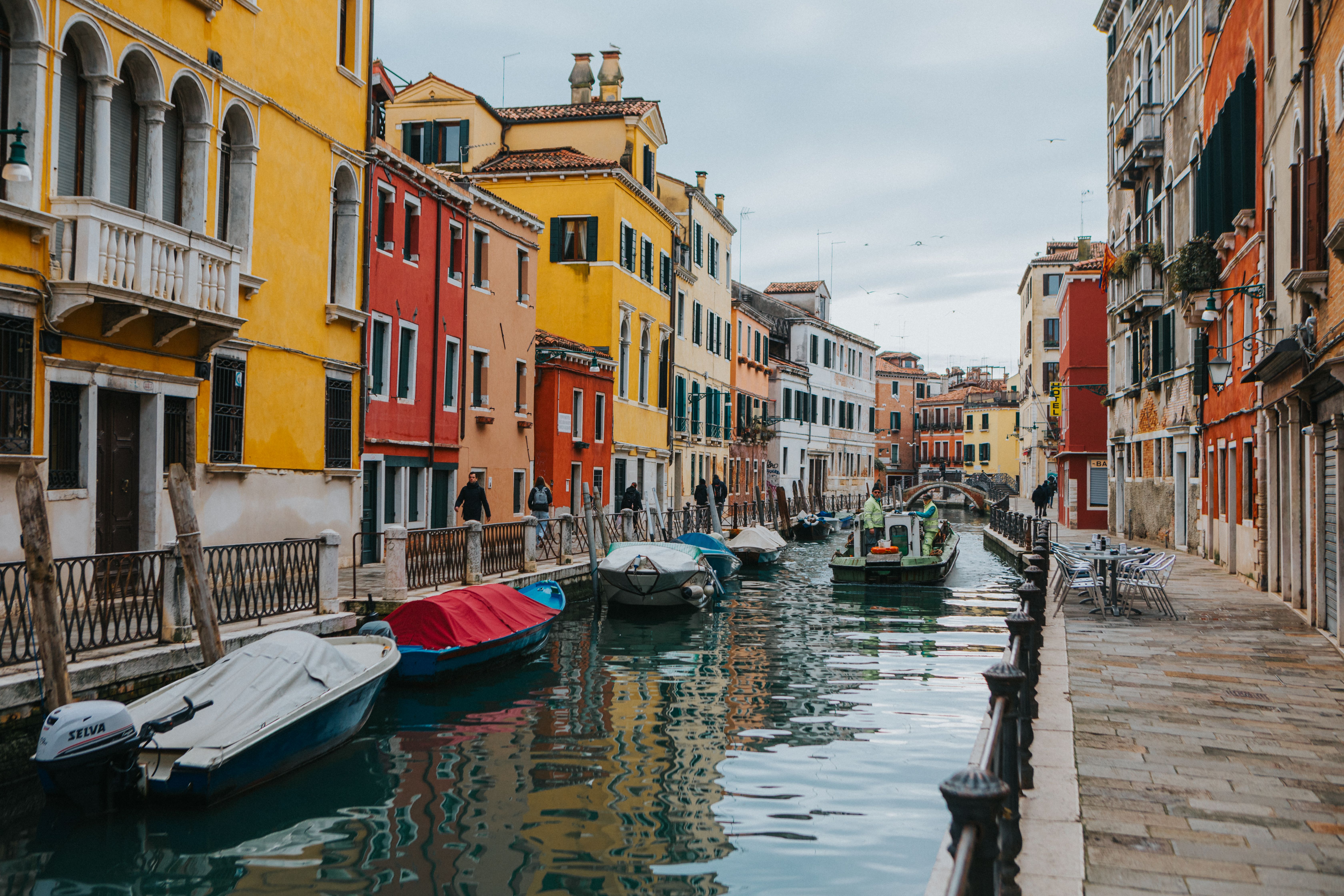 Colorful Canal Street in Venice with Boats and Buildings · Free Stock Photo