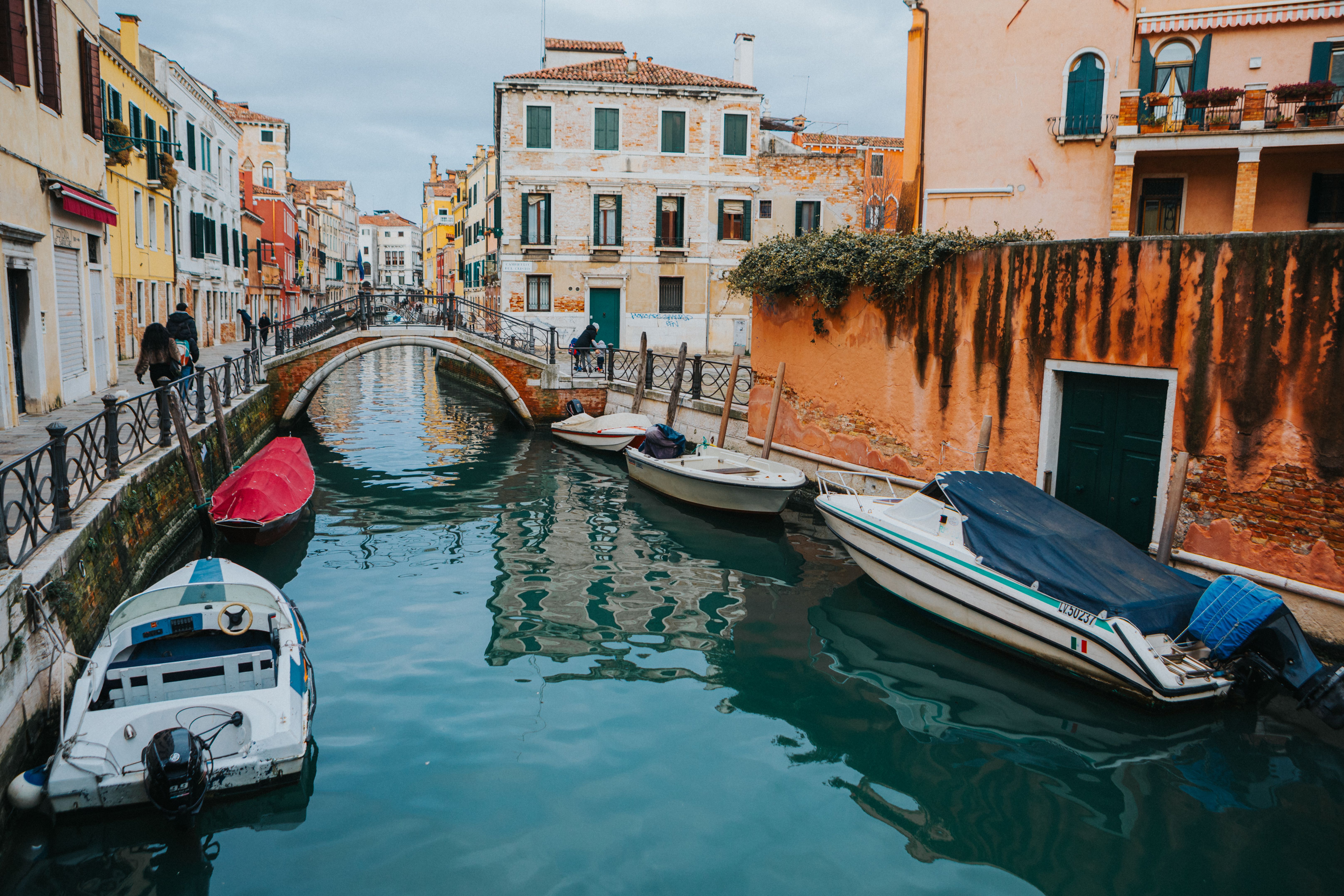 Scenic Venice Canal with Boats and Bridge · Free Stock Photo