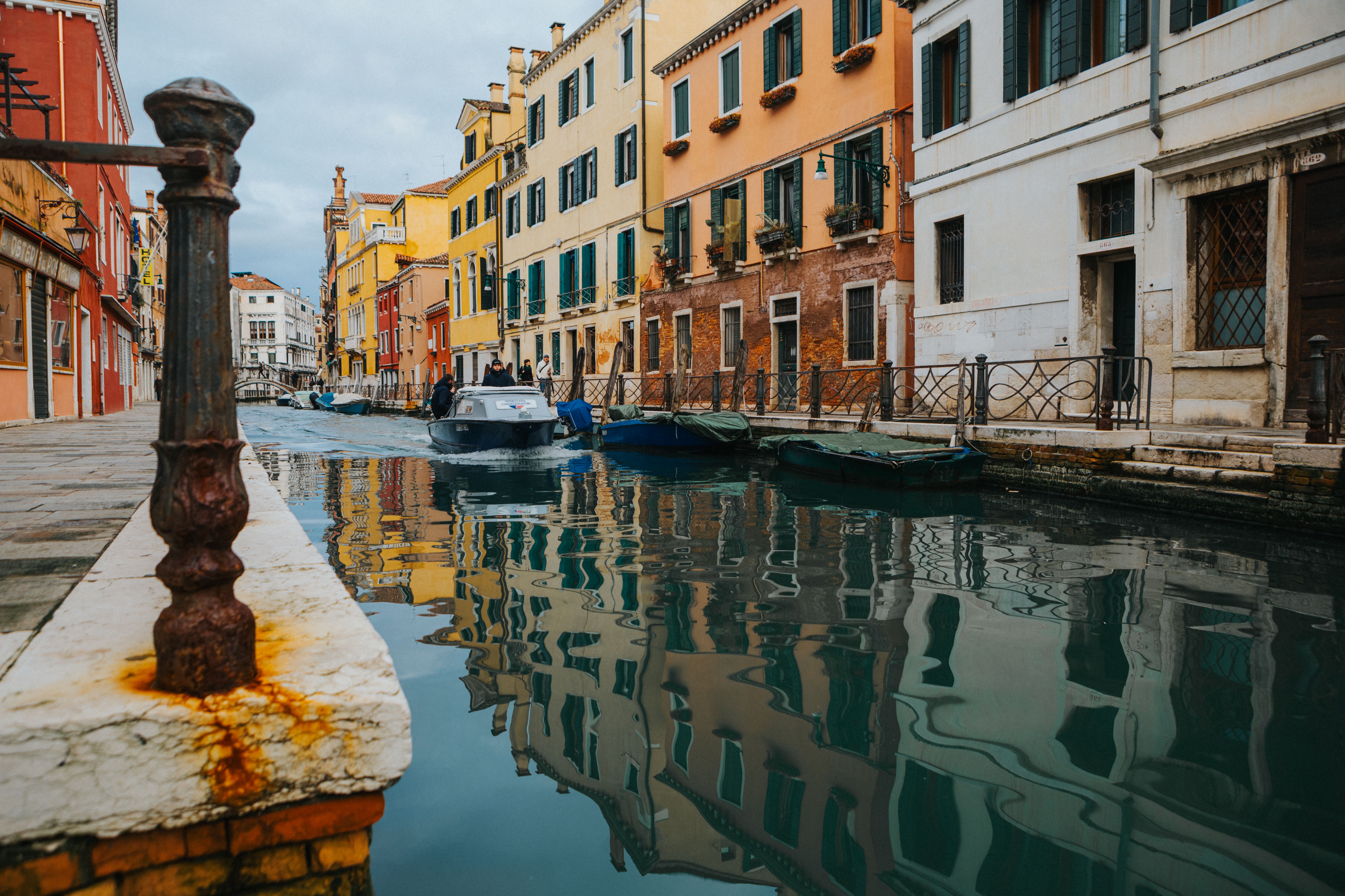 Scenic Venice Canal with Colorful Buildings · Free Stock Photo