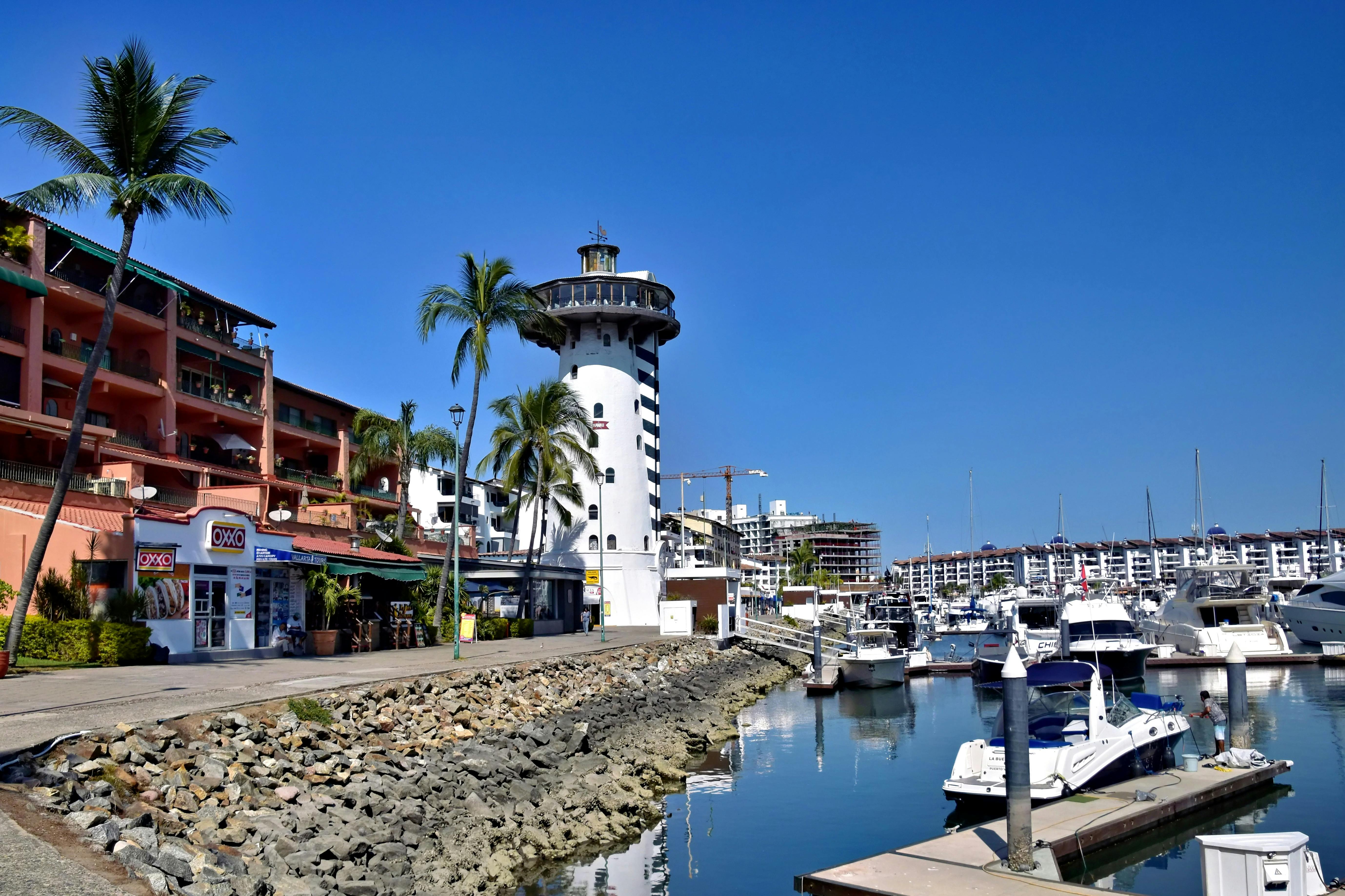 Faro Y Malecón De Marina Vallarta, Puerto Vallarta · Foto de stock gratuita