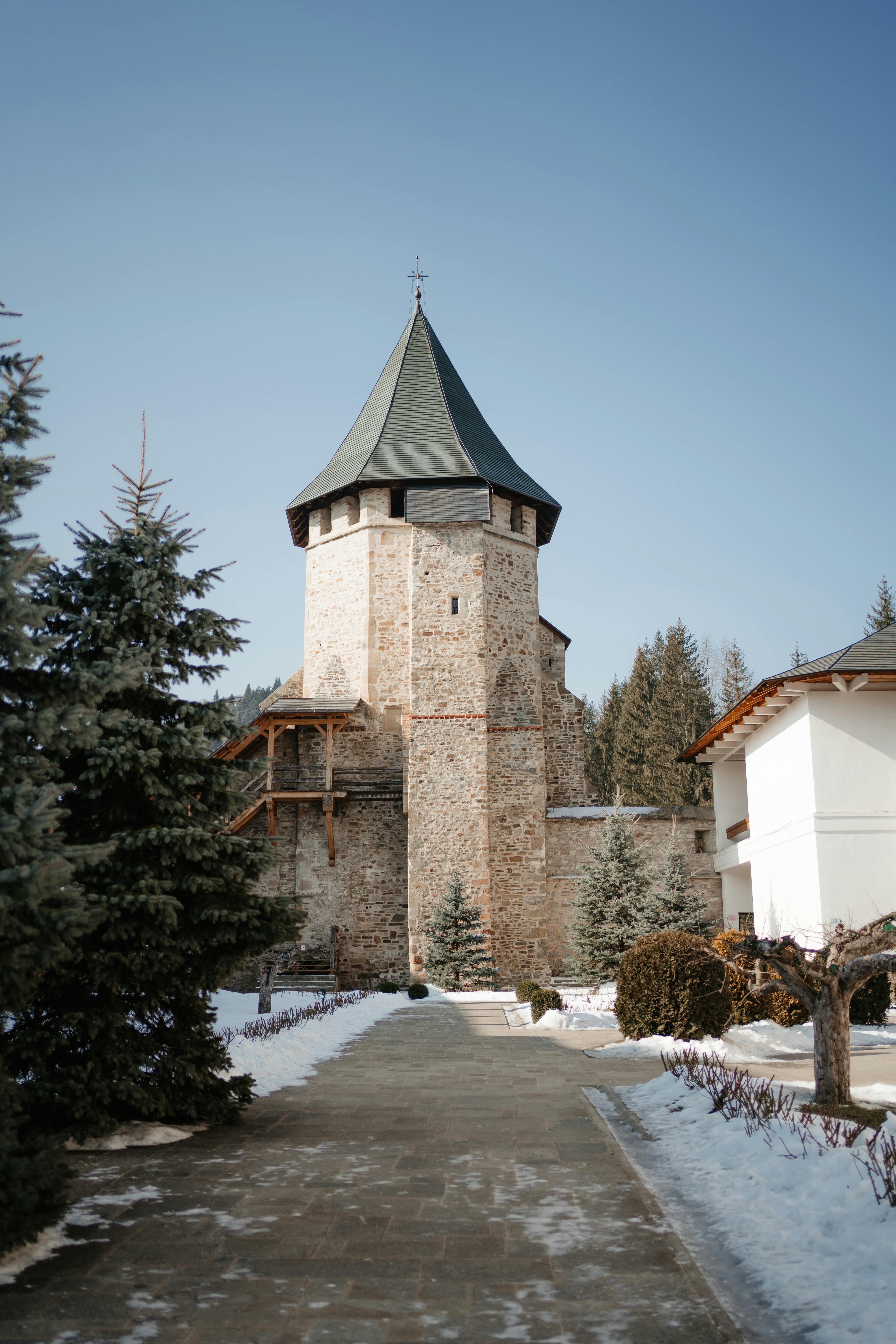 Tour De Pierre Historique Dans Un Paysage Hivernal · Photo gratuite