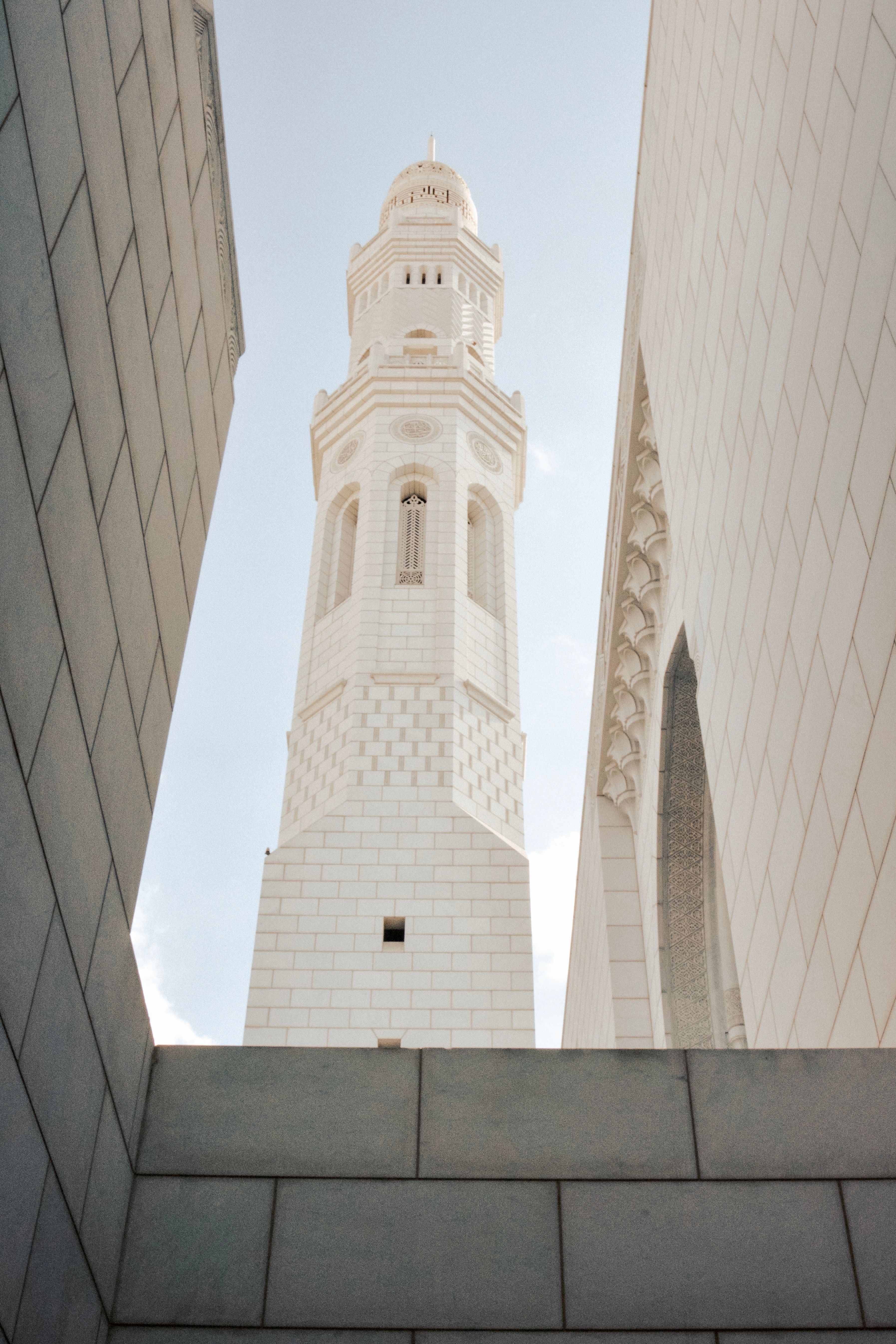 Elegant Minaret in Muscat's Architectural Landscape · Free Stock Photo
