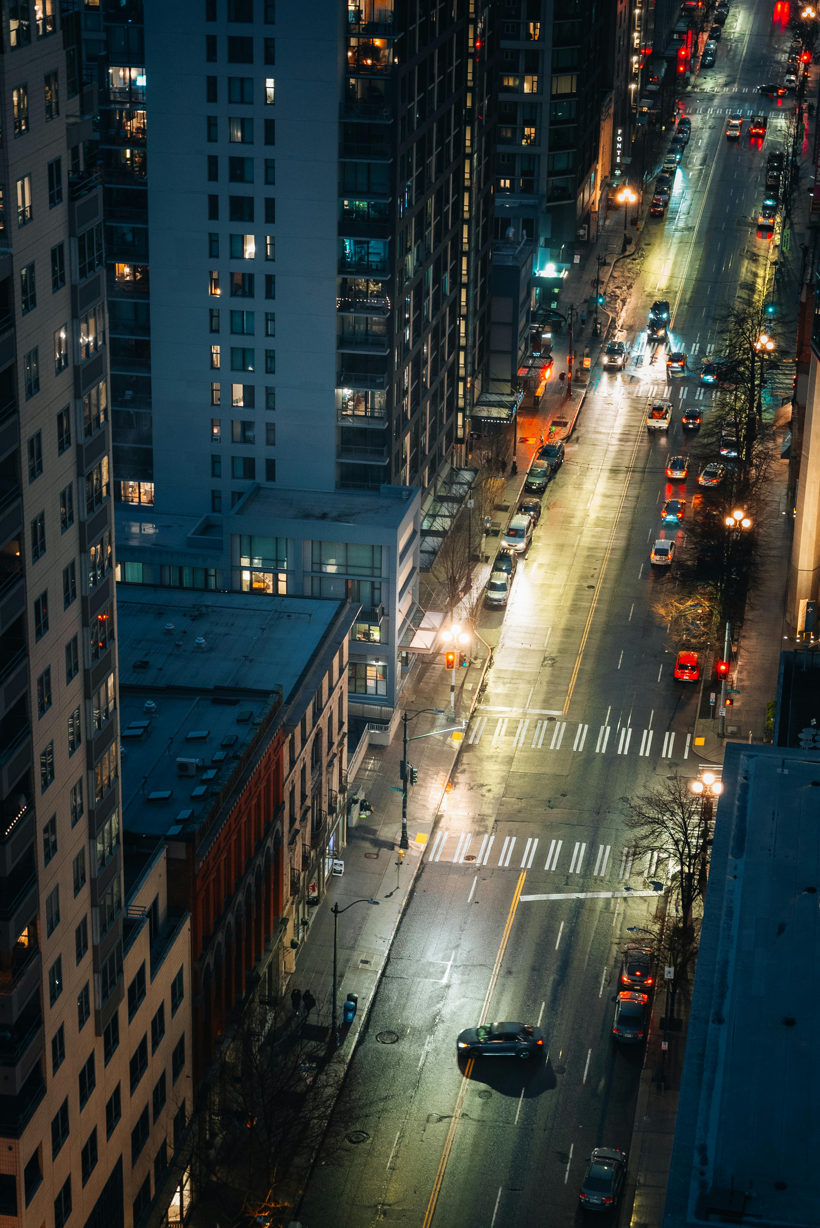 Moody Nighttime Street View in Downtown Seattle · Free Stock Photo