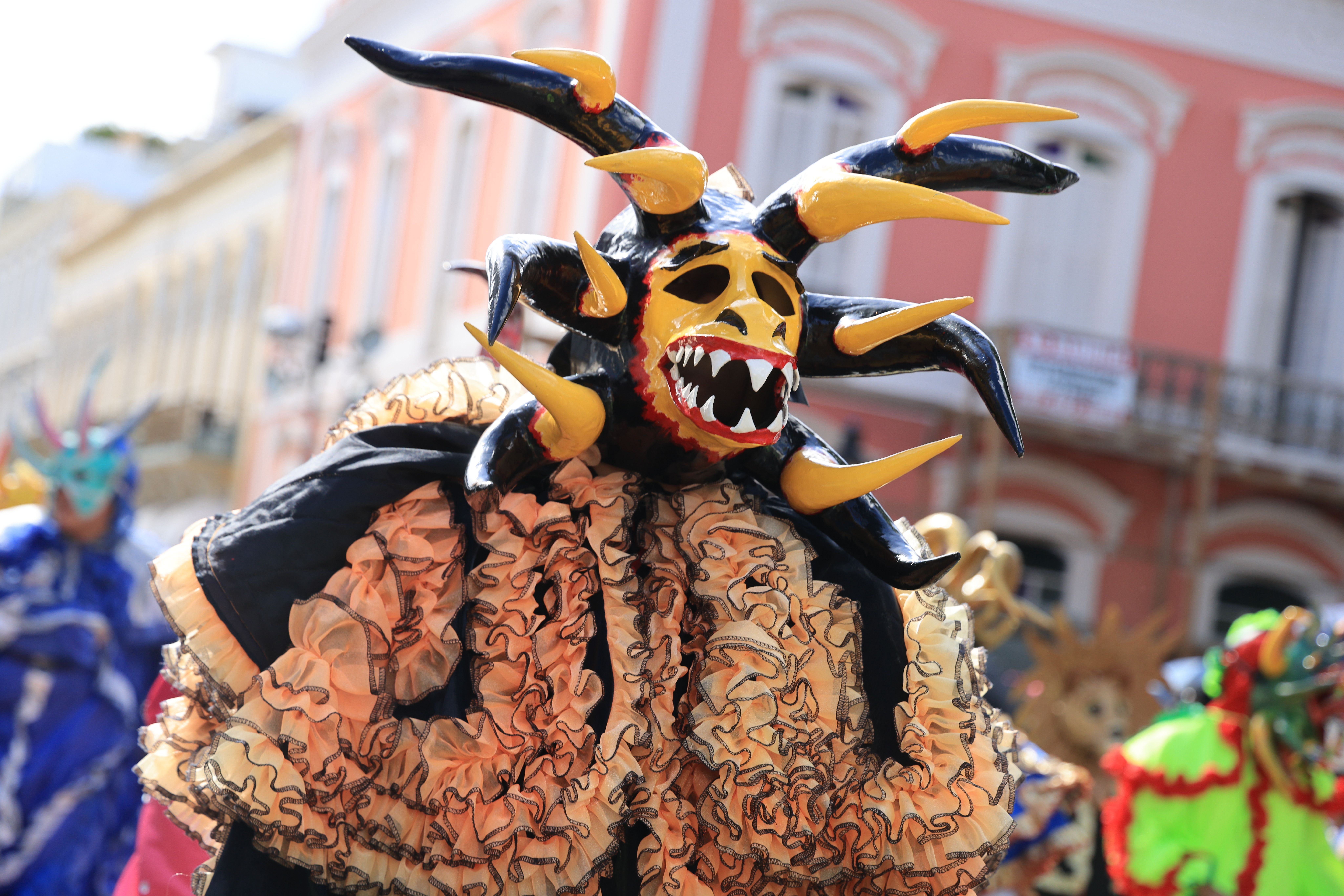 Máscara De Carnaval Vibrante En Desfile Cultural · Foto de stock gratuita