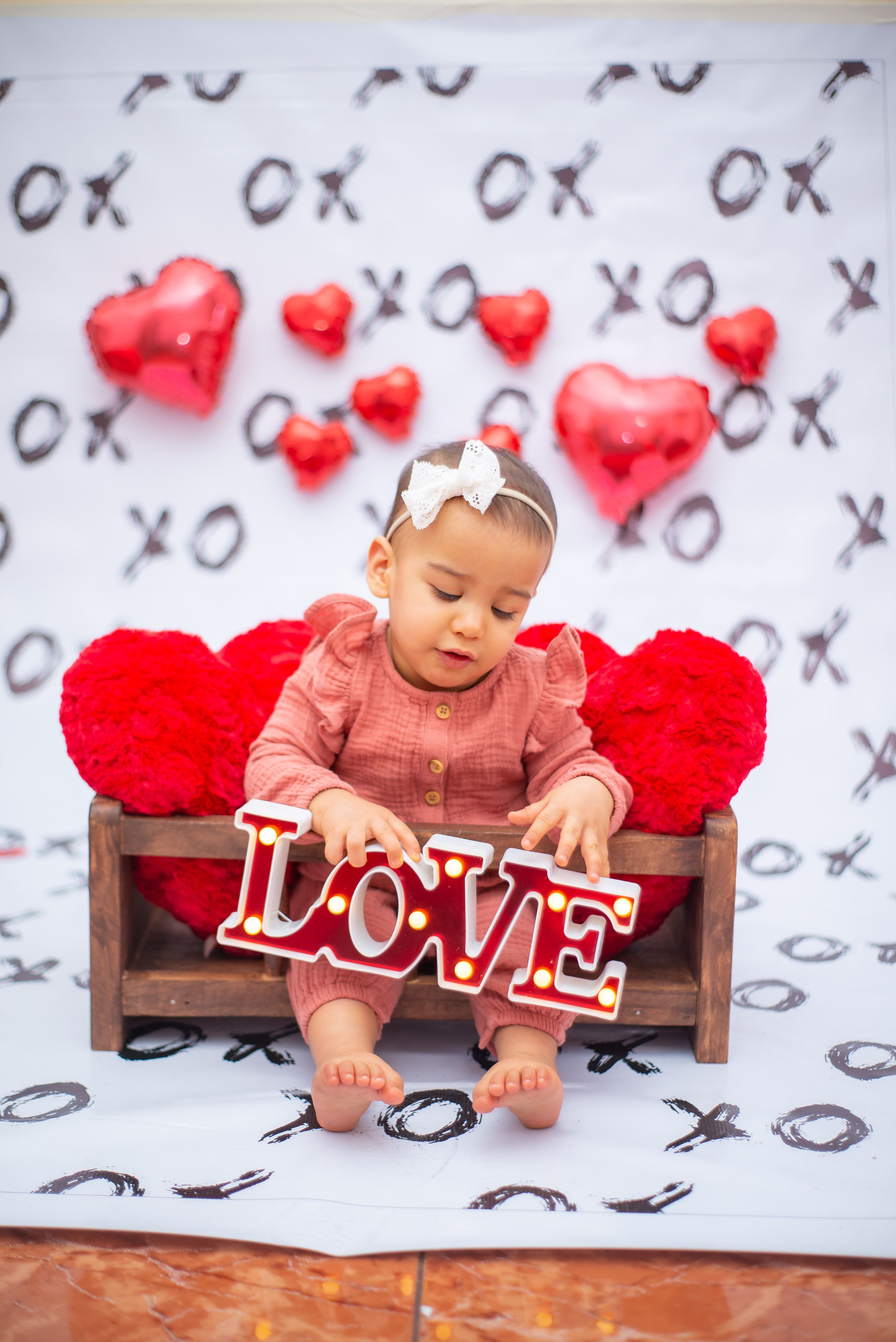 Bebé Con Cartel De Amor Y Globos De Corazón · Foto de stock gratuita
