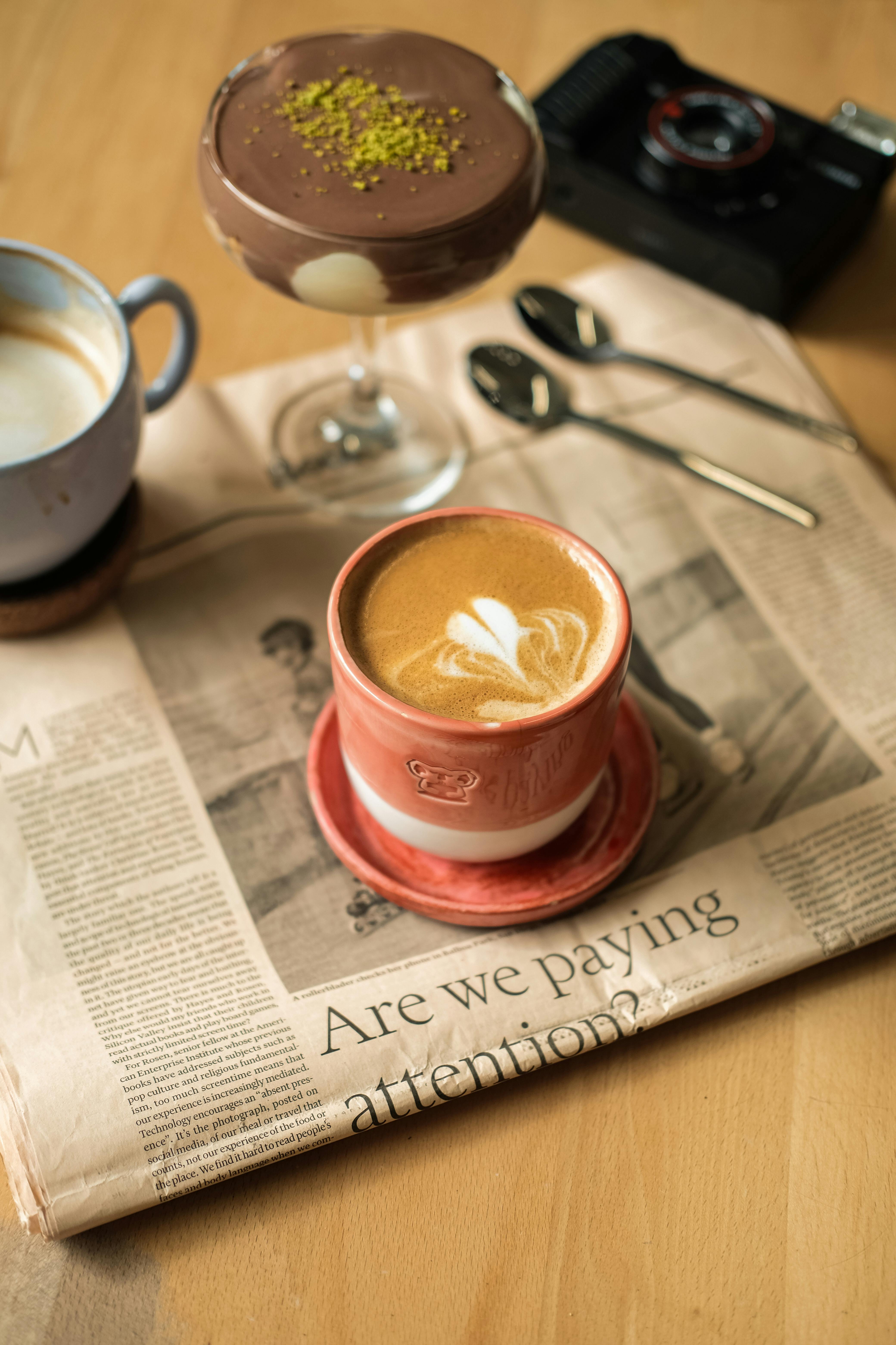 Ücretsiz #kapalı, ahşap masa, ara, arka plan bulanık, artistik, bokeh ...