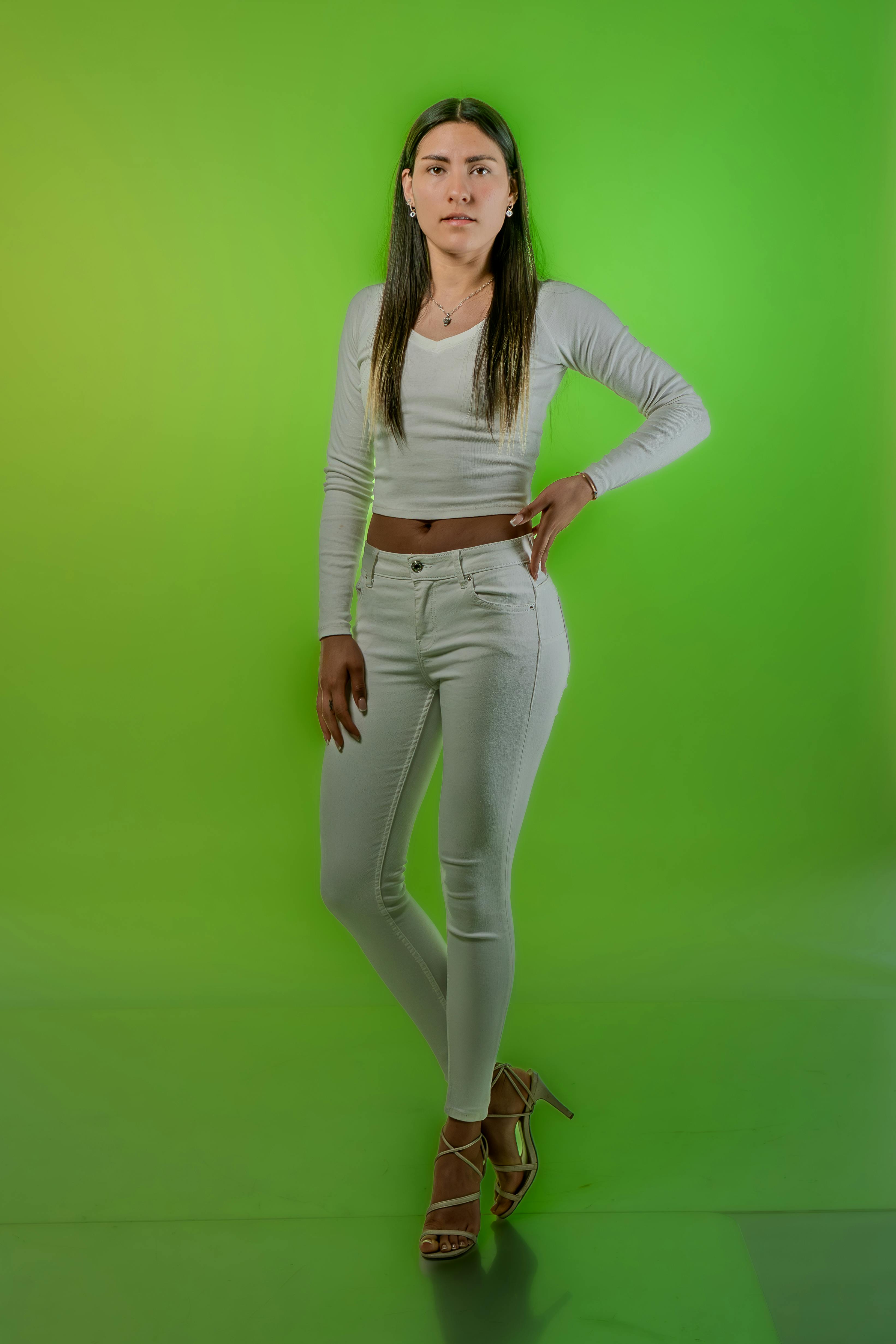 Mujer Elegante De Blanco Con Fondo Verde · Foto de stock gratuita